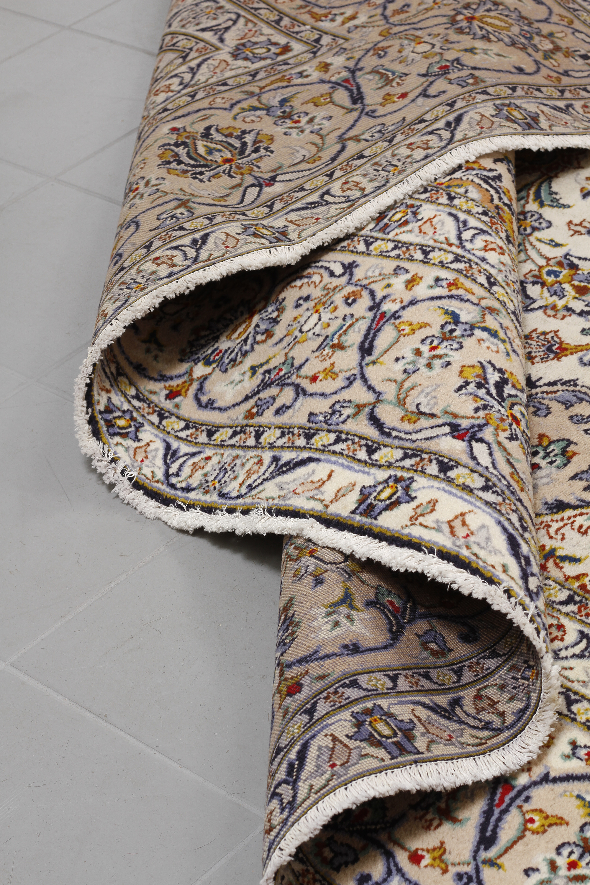 A KESHAN RUG, ca 398 x 292 cm. - Bukowskis