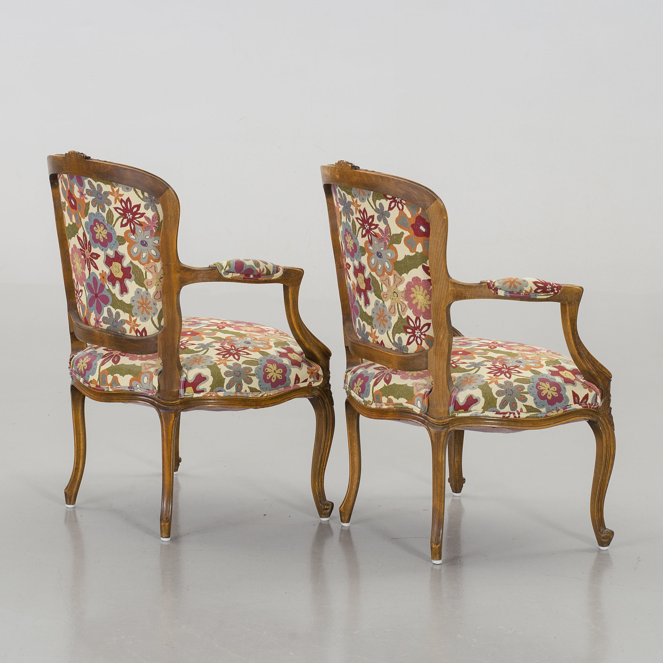 A pair of rococo style armchairs, 20th century latter part. - Bukowskis