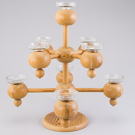 KYNTTELIKKÖ, puuta ja lasia, leimattu Aarikka made in Finland. - Bukowskis