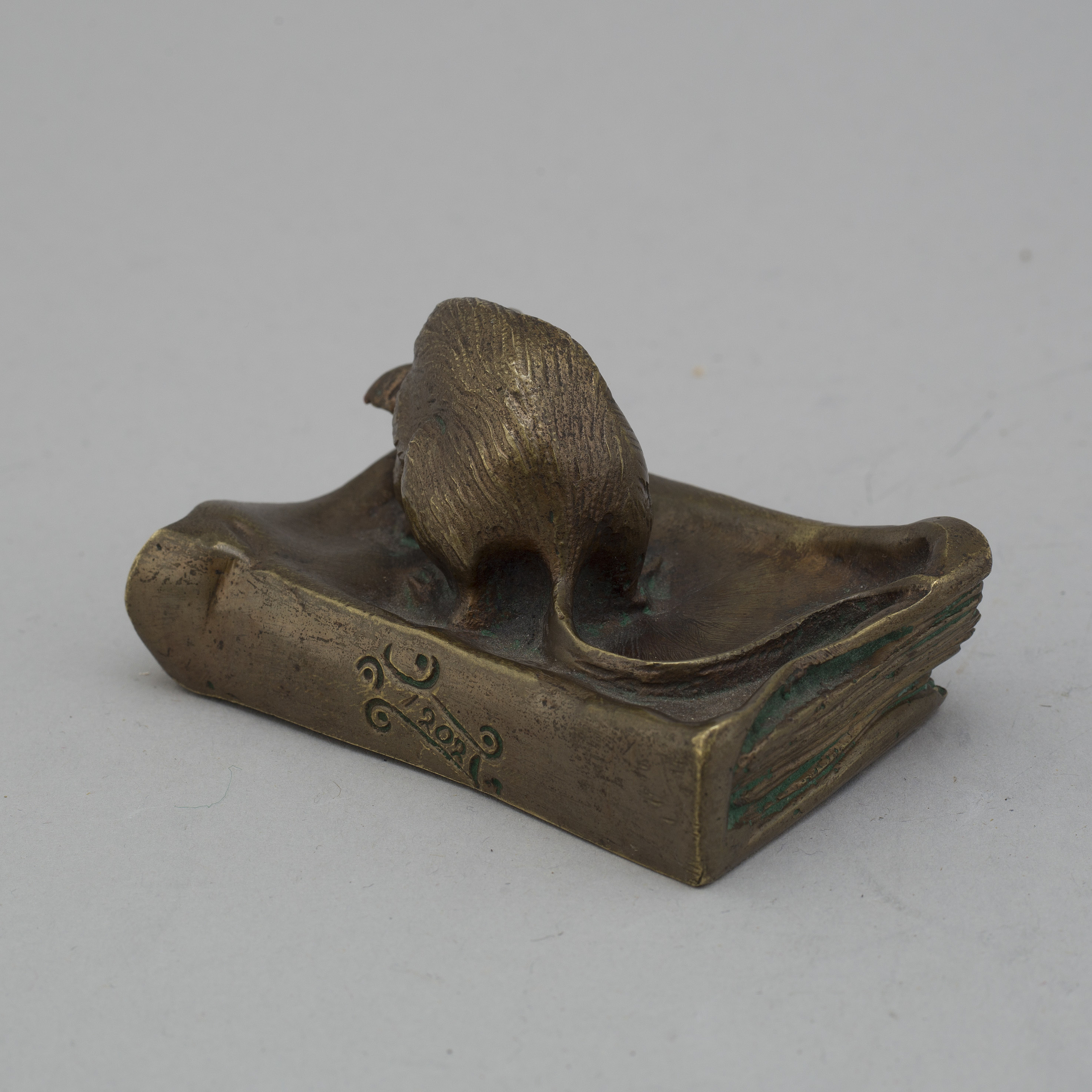 A bronze paper weight from around year 1900. - Bukowskis