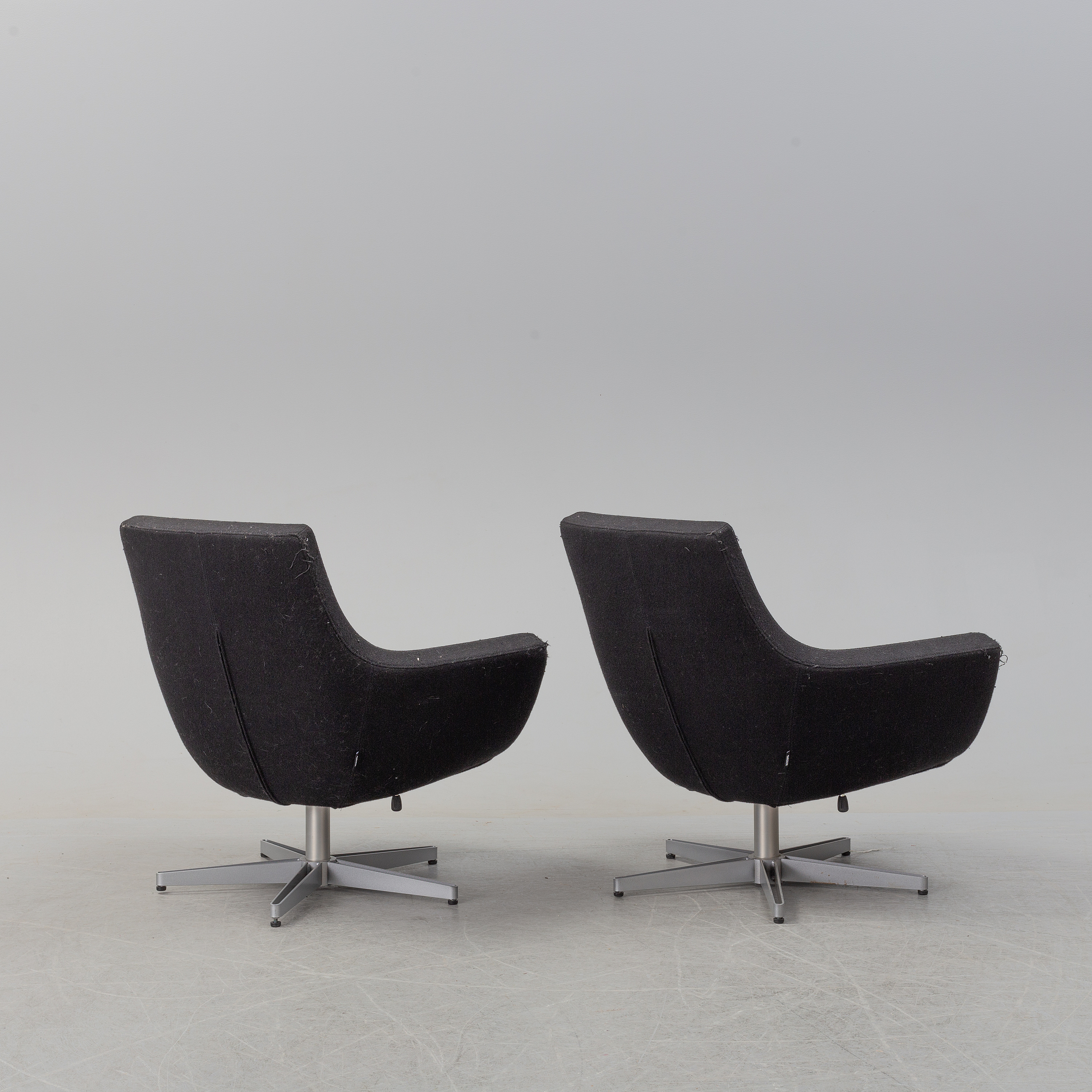 ROGER PERSSON, fåtöljer, ett par, "Happy Swing" för Swedese, 2000-tal. - Bukowskis