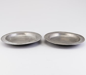 TWO PEWTER DISHES, 18/19TH CENTURY. - Bukowskis