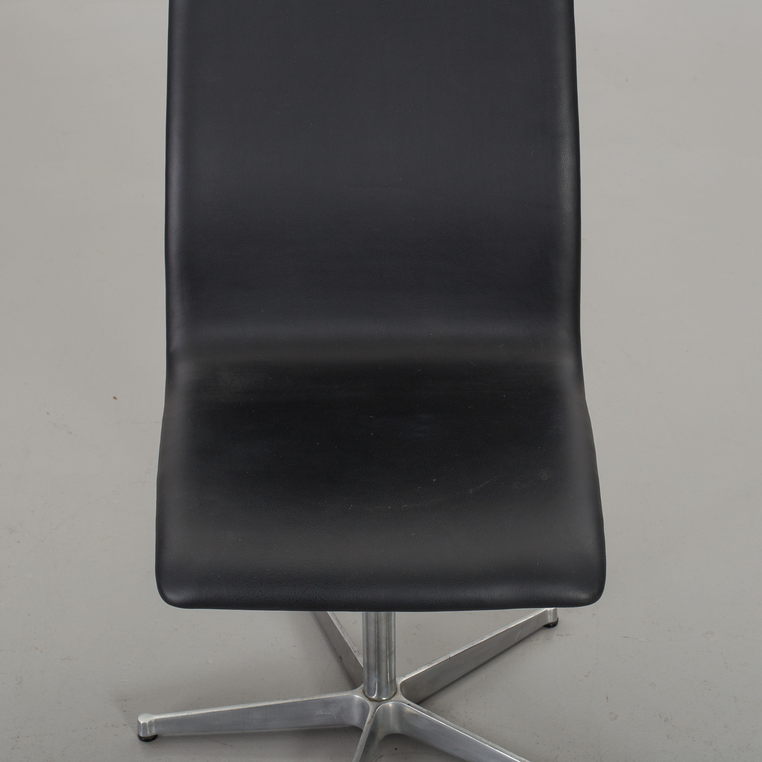 AN ARNE JACOBSEN "OXFORD CHAIR", labeled Fritz Hansen 1978. - Bukowskis
