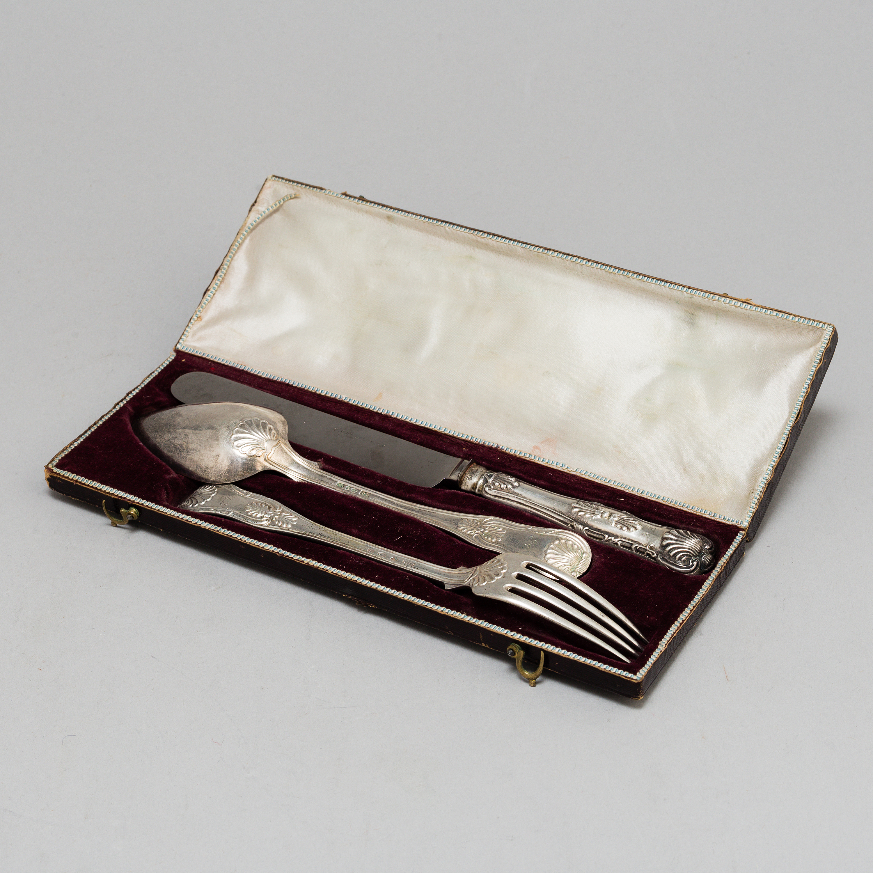 ETUI med silverbestick, 3 delar Bl a Christian Hammer Stockholm 1851 ...