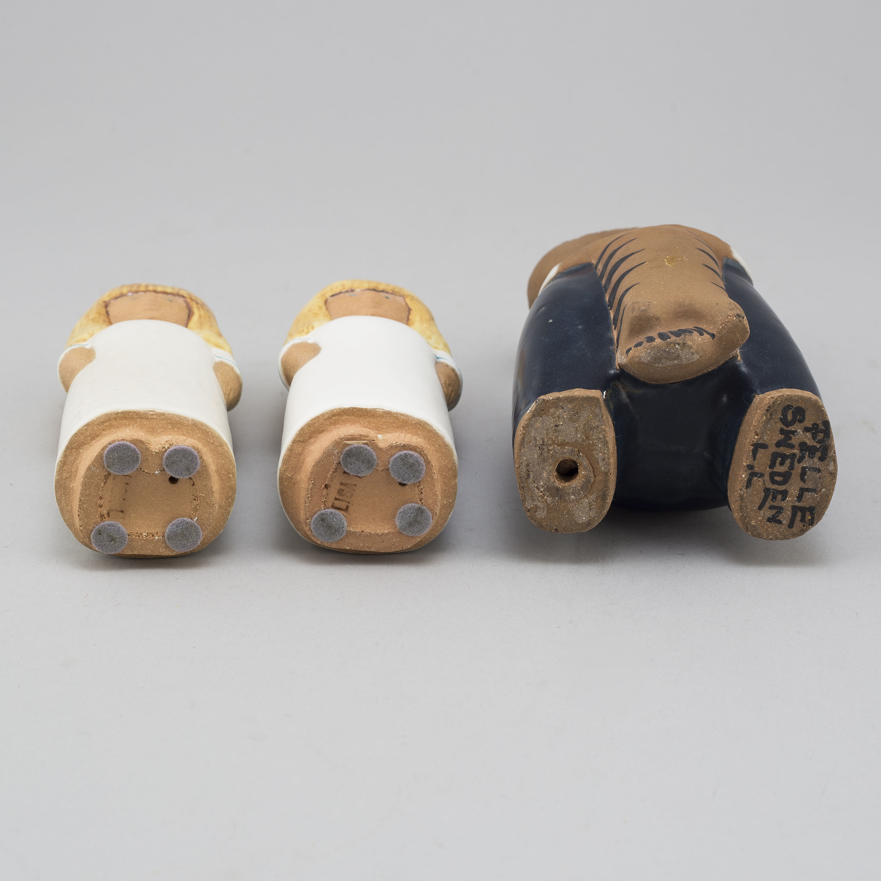 LISA LARSON, figuriner, 3 stycken, stengods,signerade, 1900-talets andra hälft. - Bukowskis