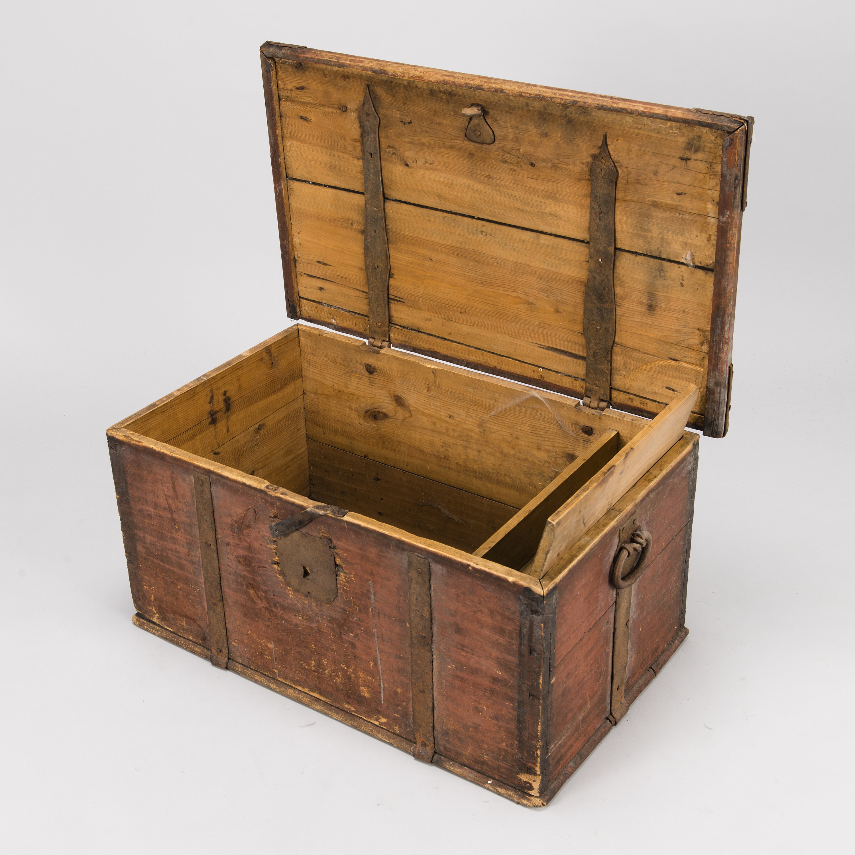 A CHEST, Finnish early 19th century. - Bukowskis