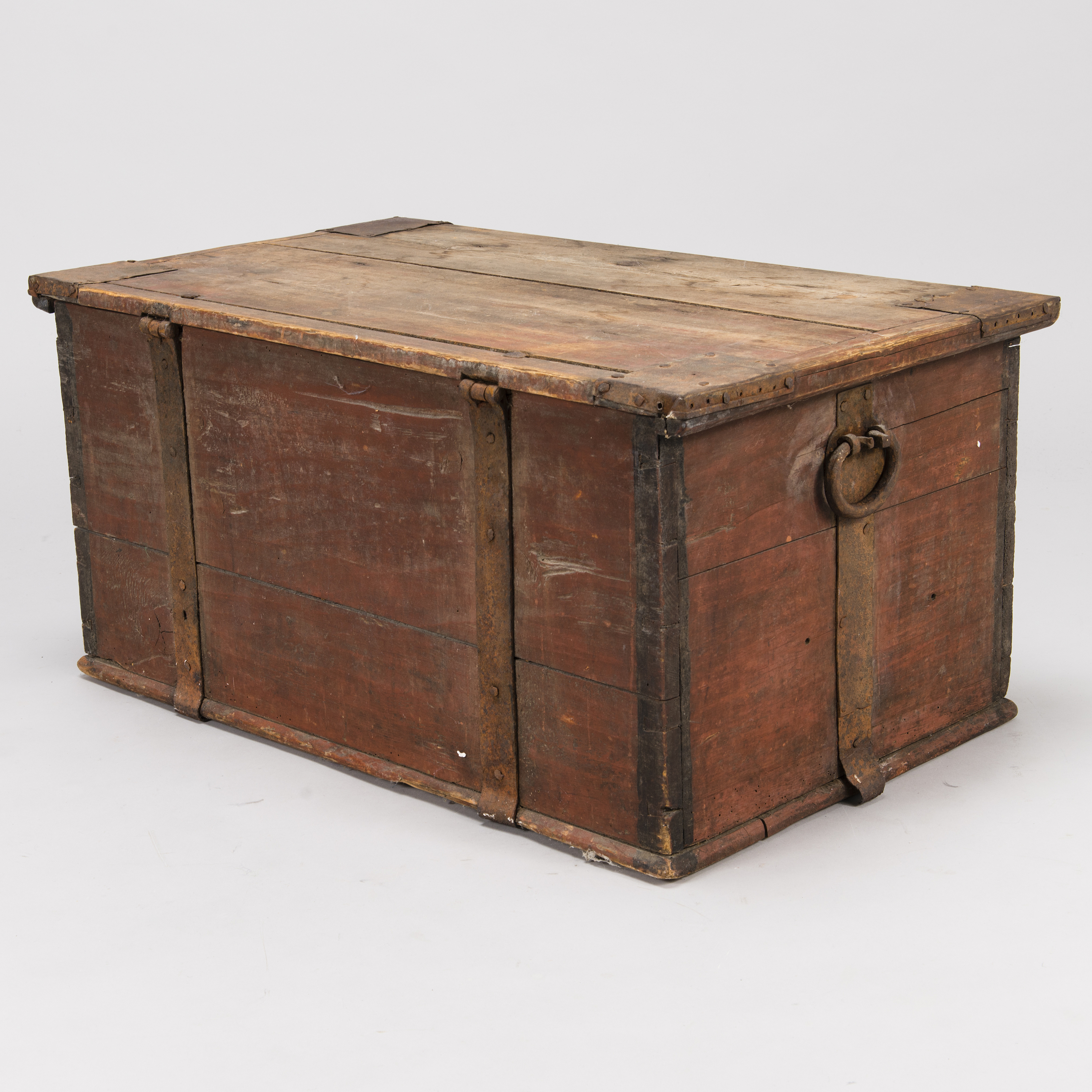 A CHEST, Finnish early 19th century. - Bukowskis
