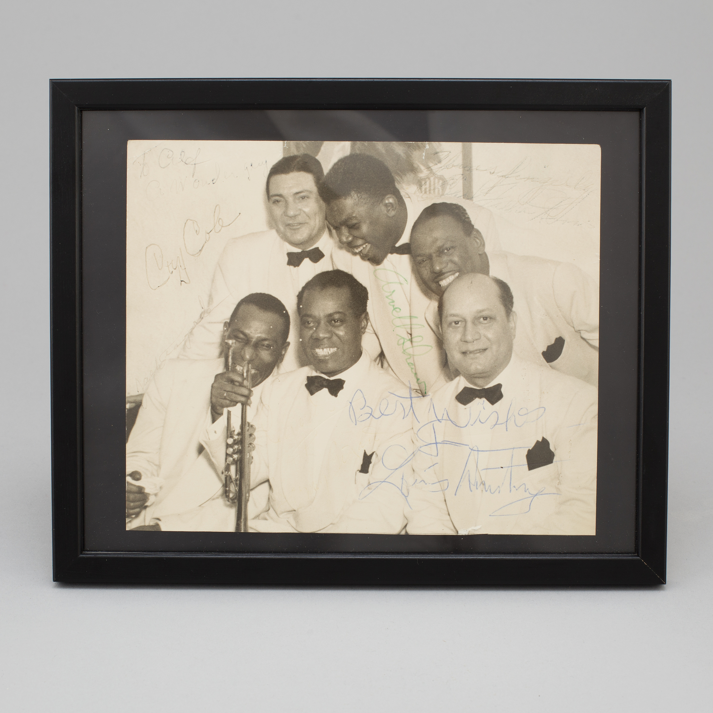 a set of autographs, Louis Armstrong included. - Bukowskis