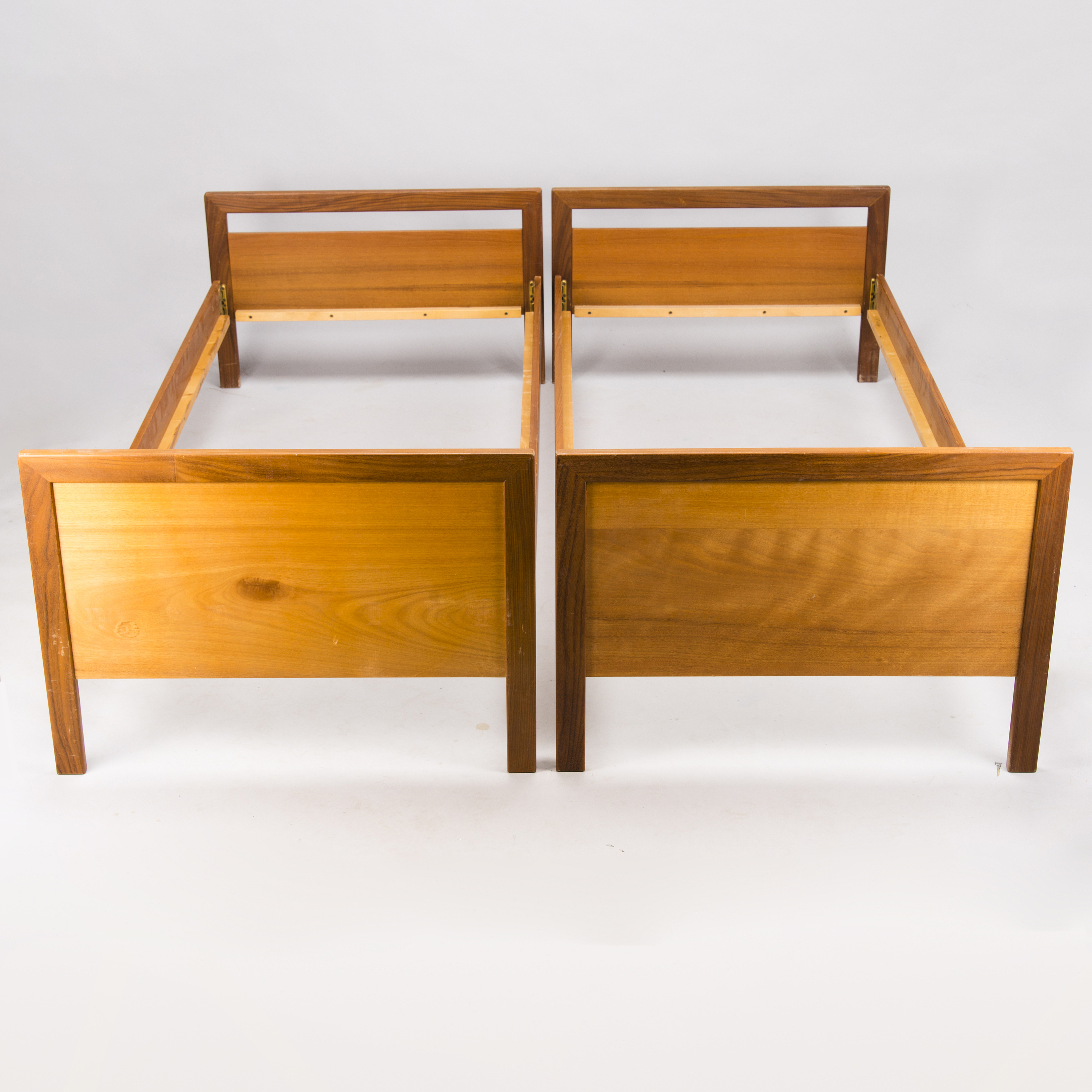 A pair of 1950s-60s beds. - Bukowskis
