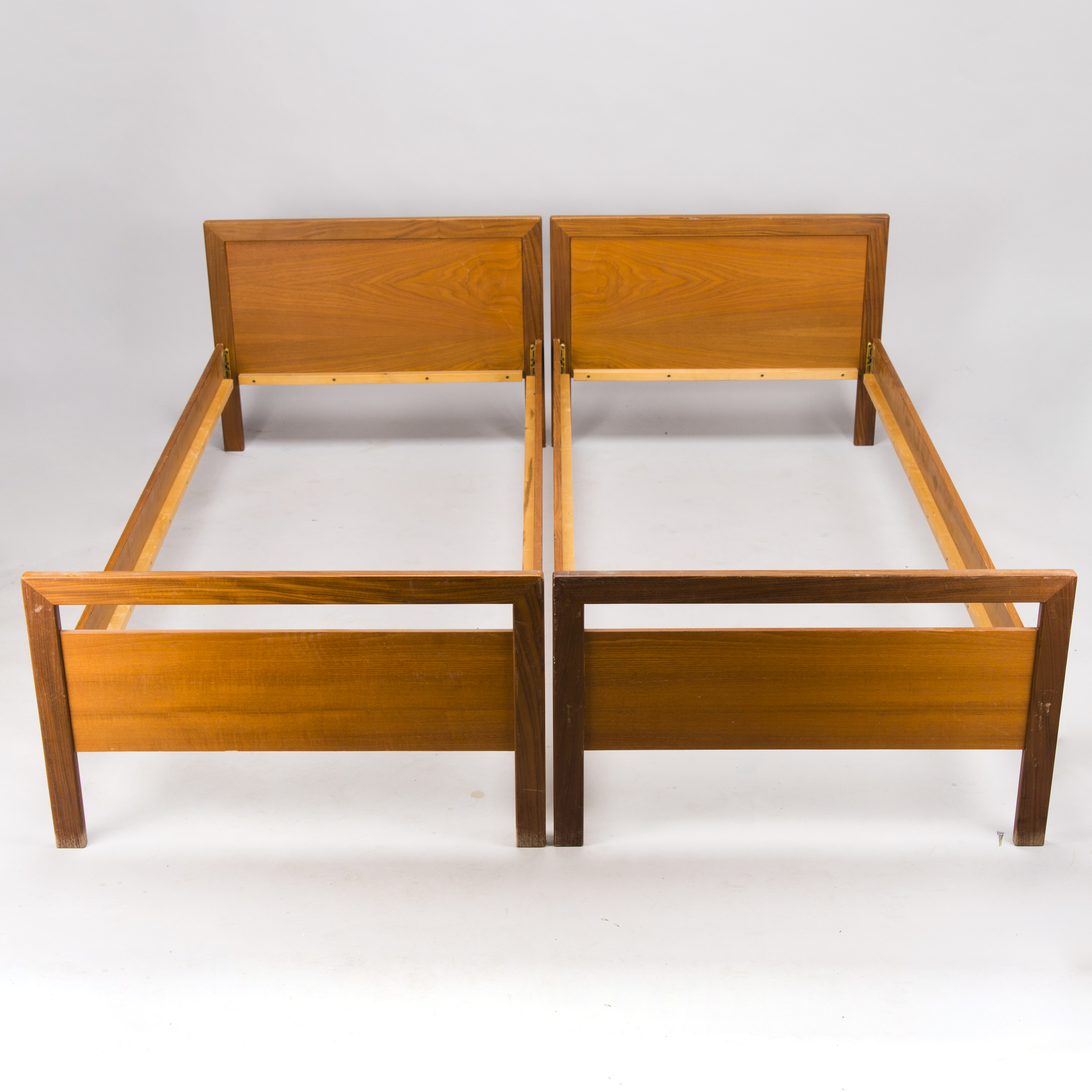 A pair of 1950s-60s beds. - Bukowskis