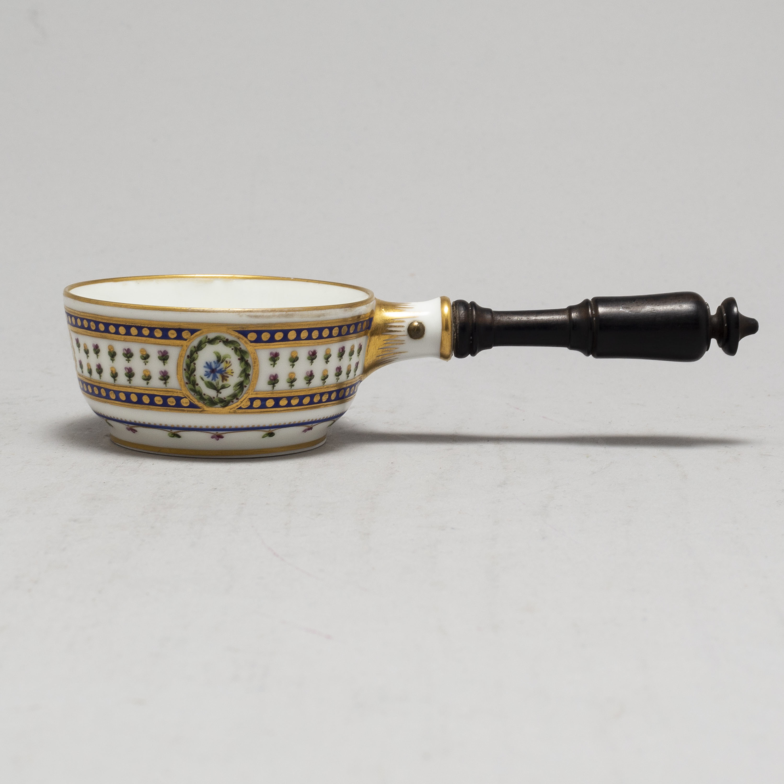 a 19th century porcelain cup with Sévrès manner mark. - Bukowskis