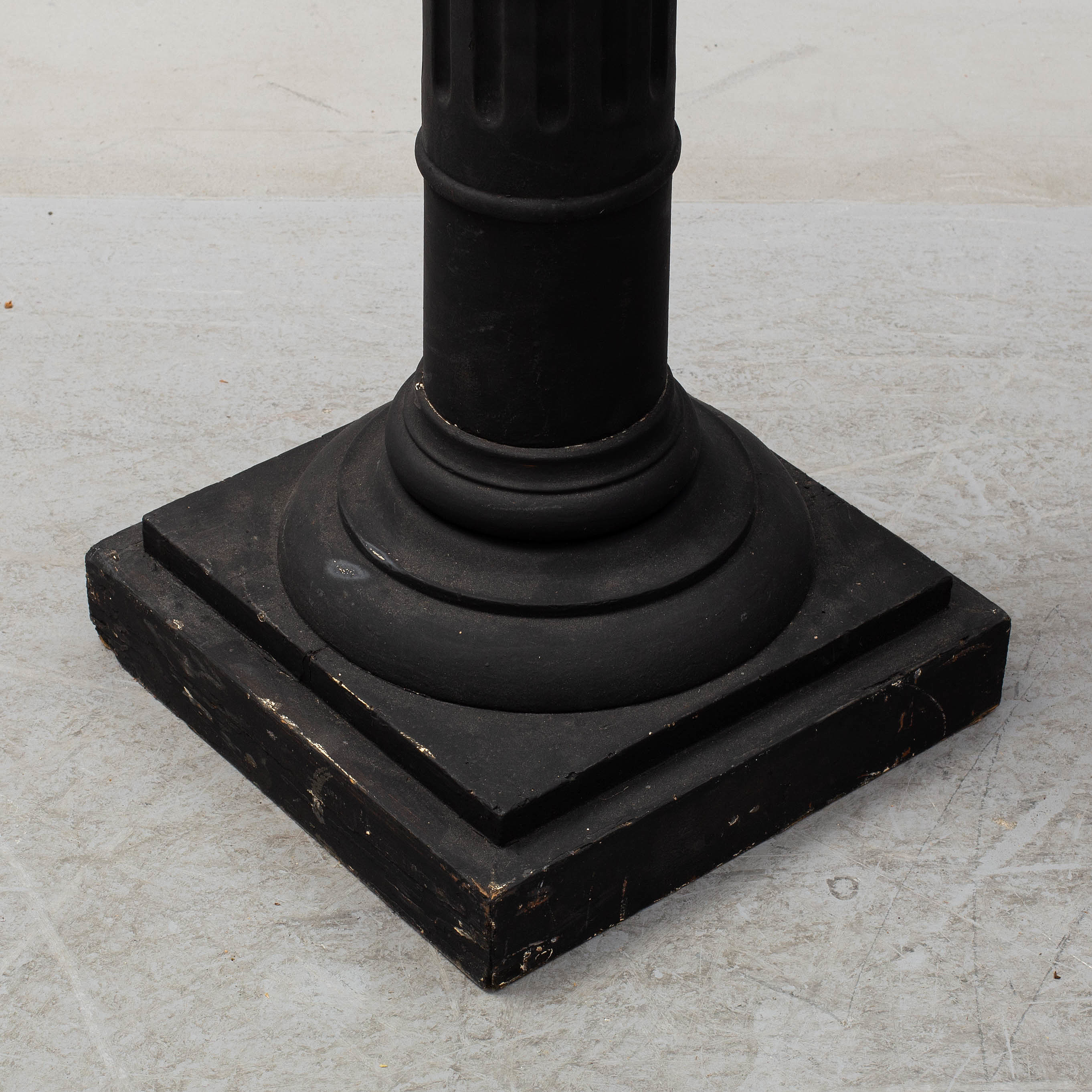 A pair of painted pedestals form around year 1900. - Bukowskis