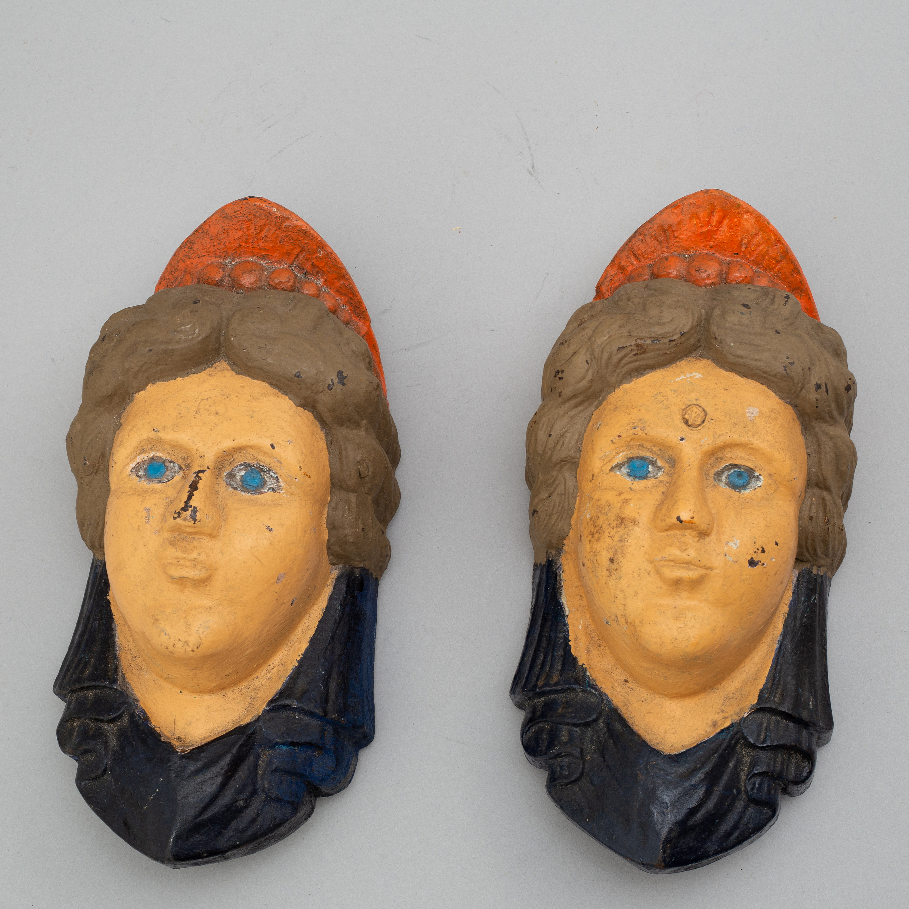 A PAIR OF 19TH CENTURY CAST IRON WALL DECORATIONS. - Bukowskis