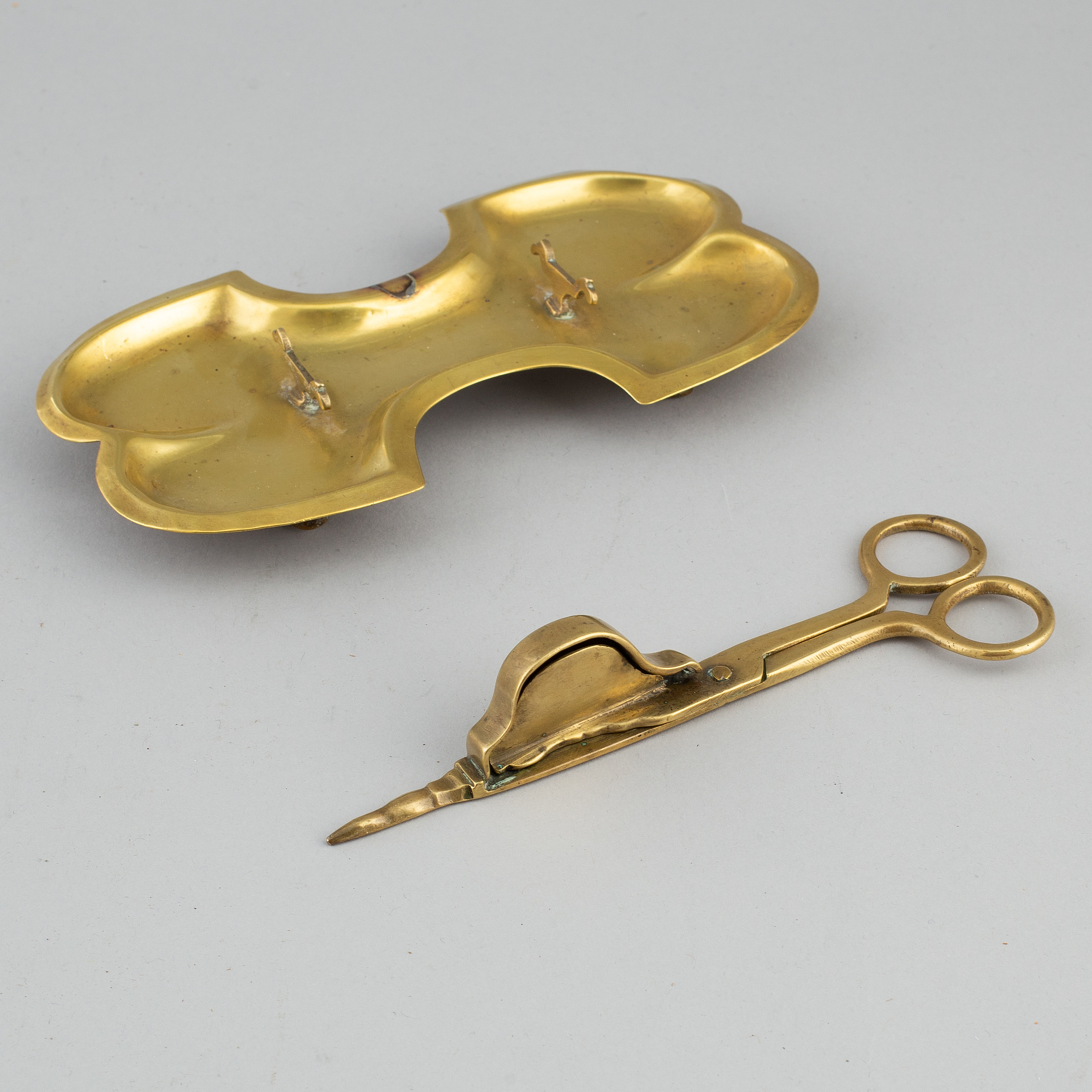 A 17th/18th century bronze candle scissor. - Bukowskis