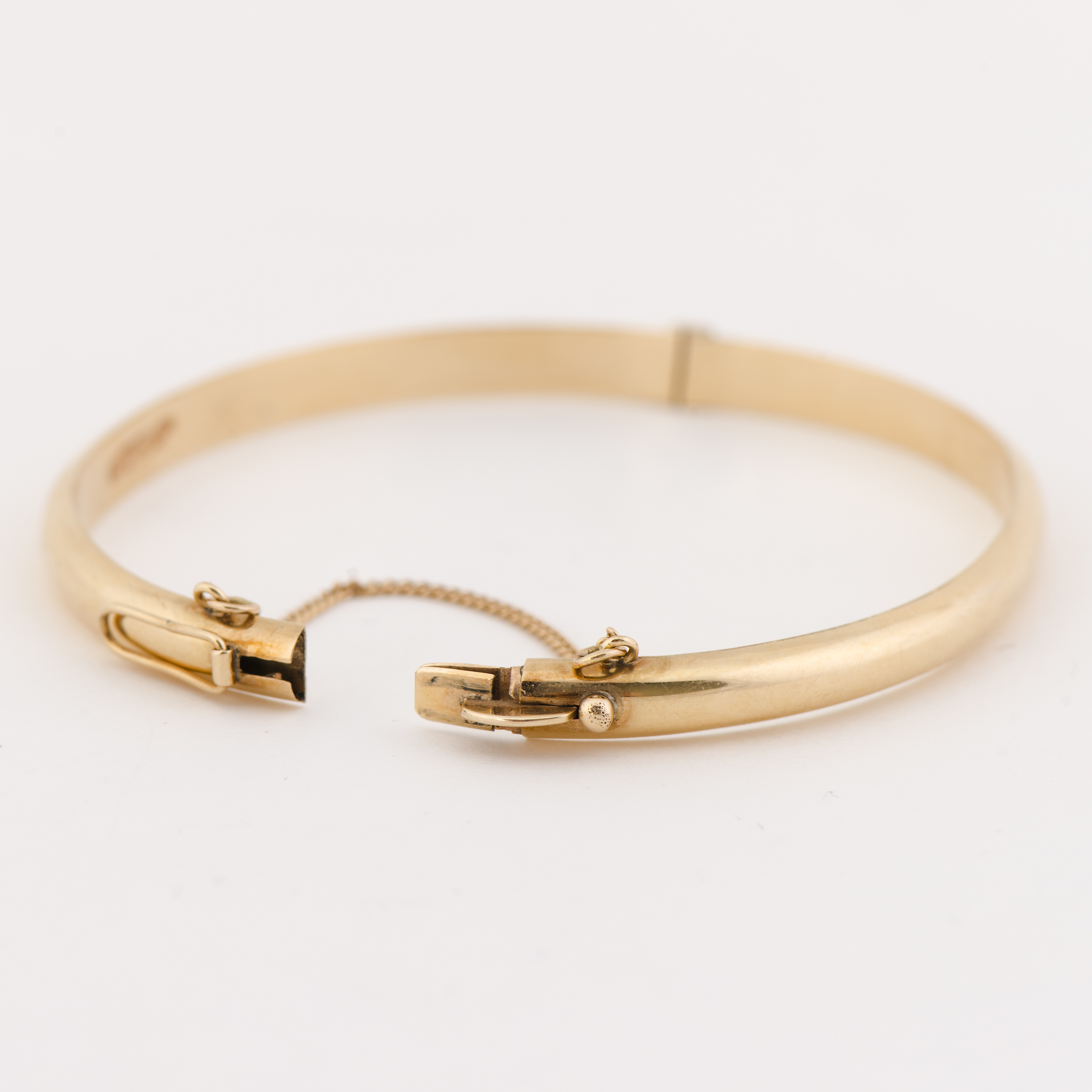 ARMRING, 14K guld. Erkki Kuusilehto, Helsinki 1974. - Bukowskis