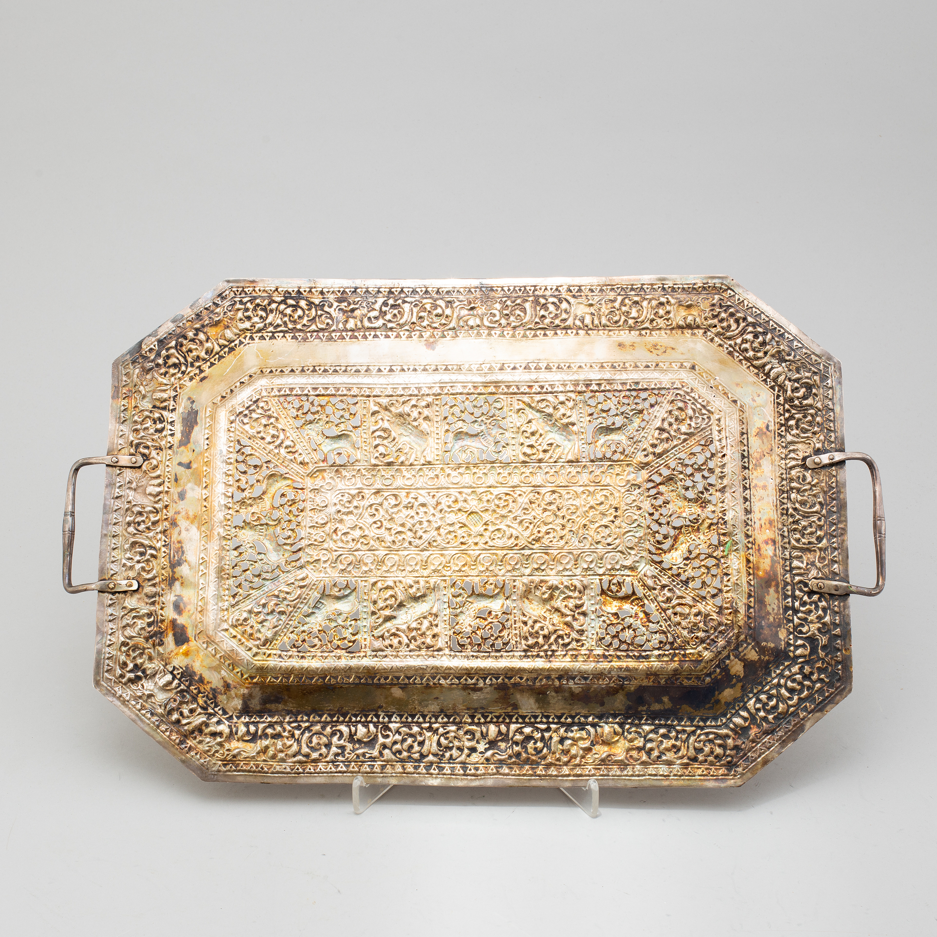 An Indian metal tray, circa 1900. - Bukowskis