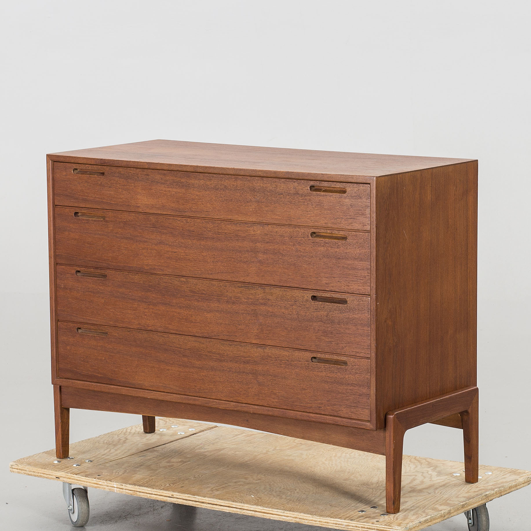 A 1960s-70s teak chest of drawers. - Bukowskis