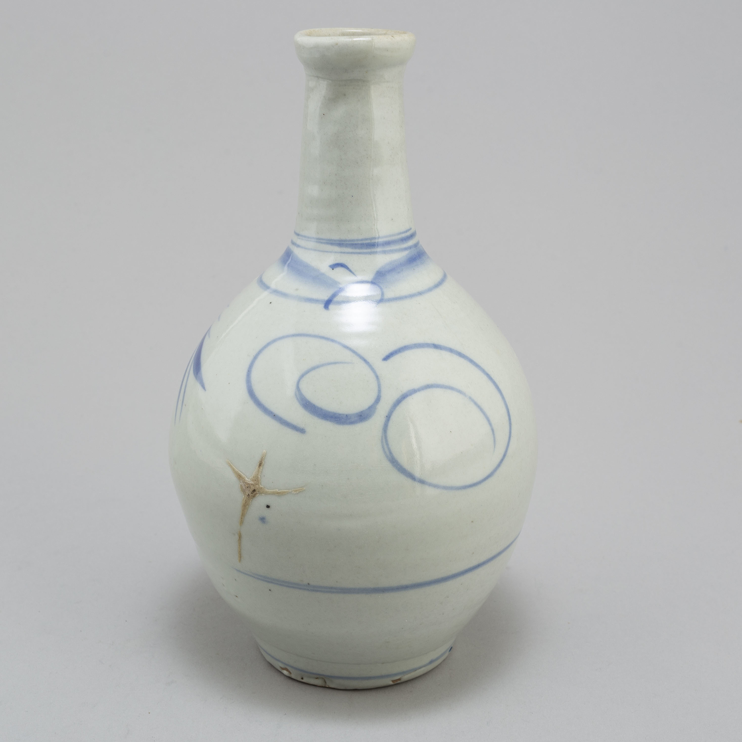 A blue and white sake bottle flask, Japan, Meiji (1868-1912). - Bukowskis