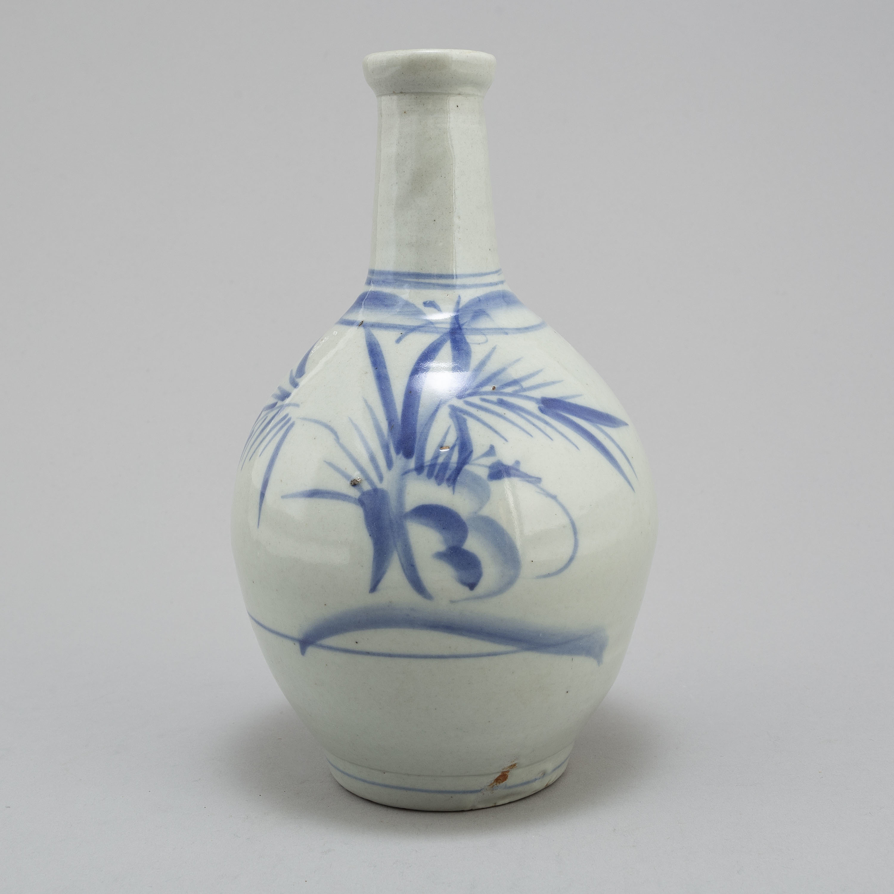 A blue and white sake bottle flask, Japan, Meiji (1868-1912). - Bukowskis