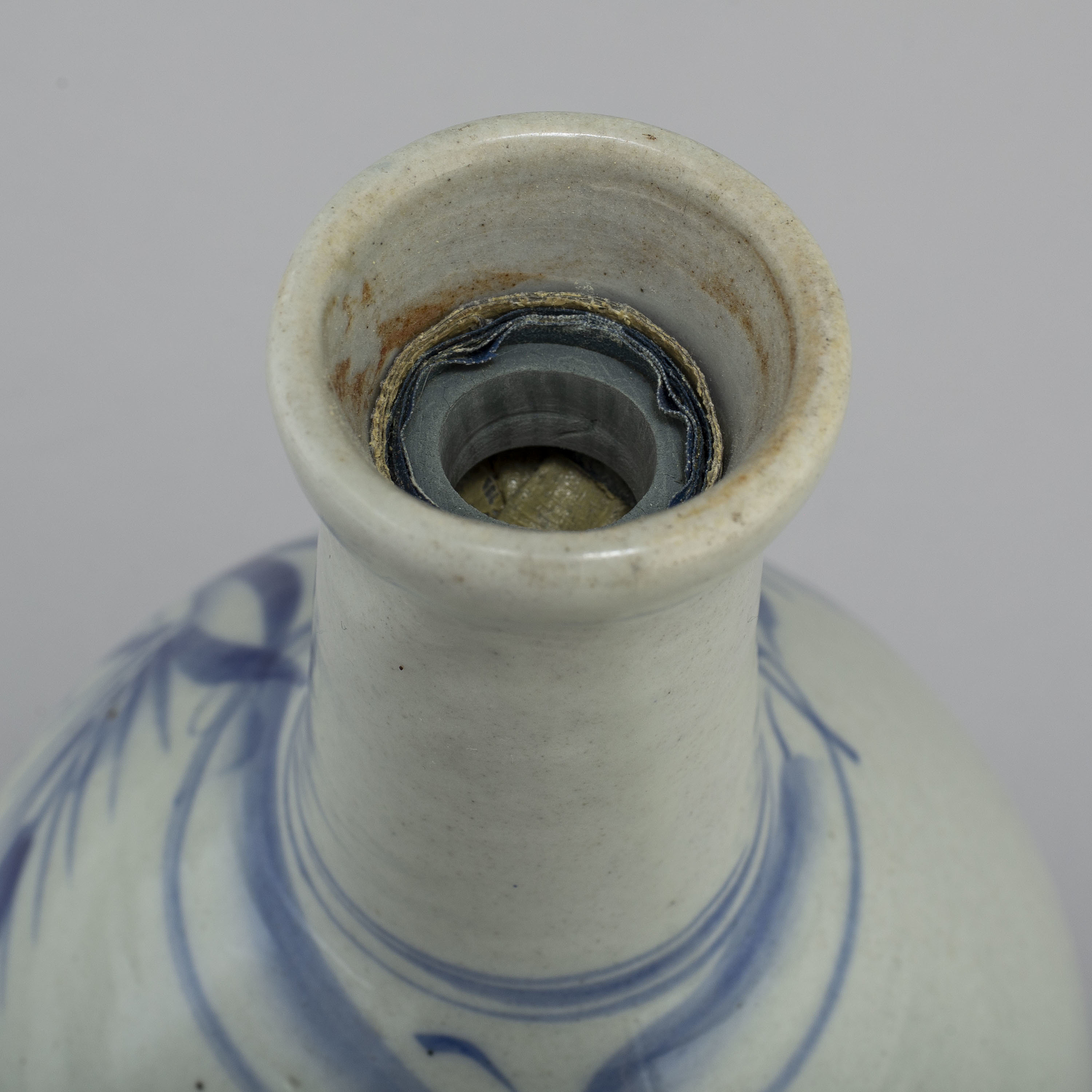 A blue and white sake bottle flask, Japan, Meiji (1868-1912). - Bukowskis