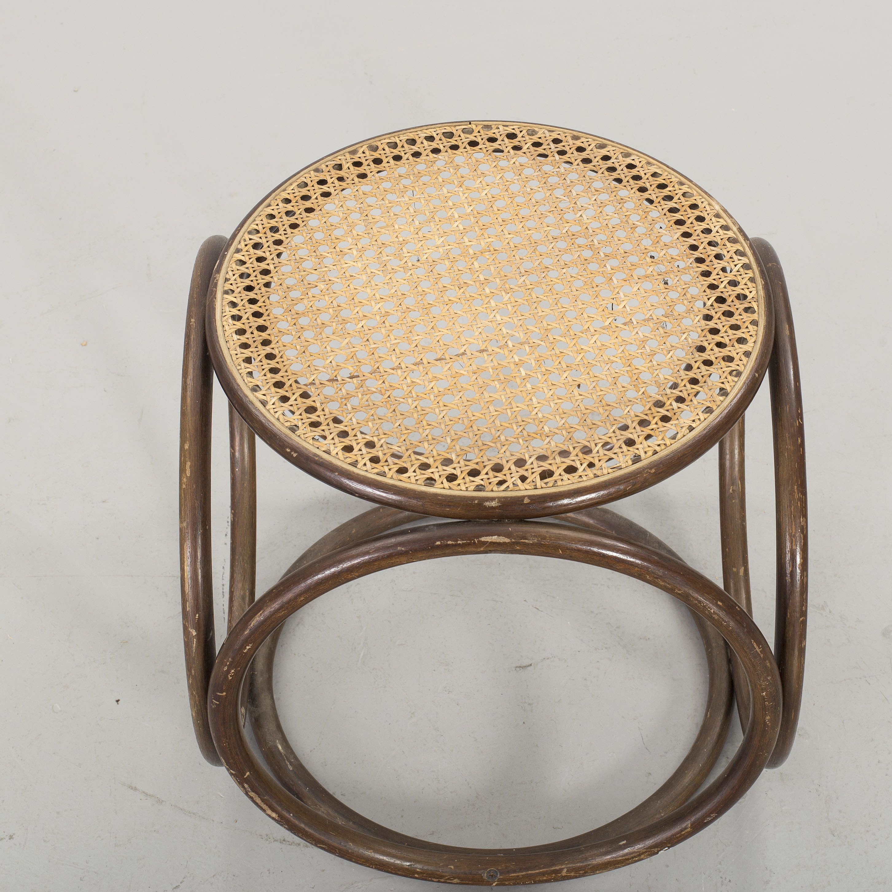 A THONET STYLE BENTWOOD FOOT STOOL. - Bukowskis