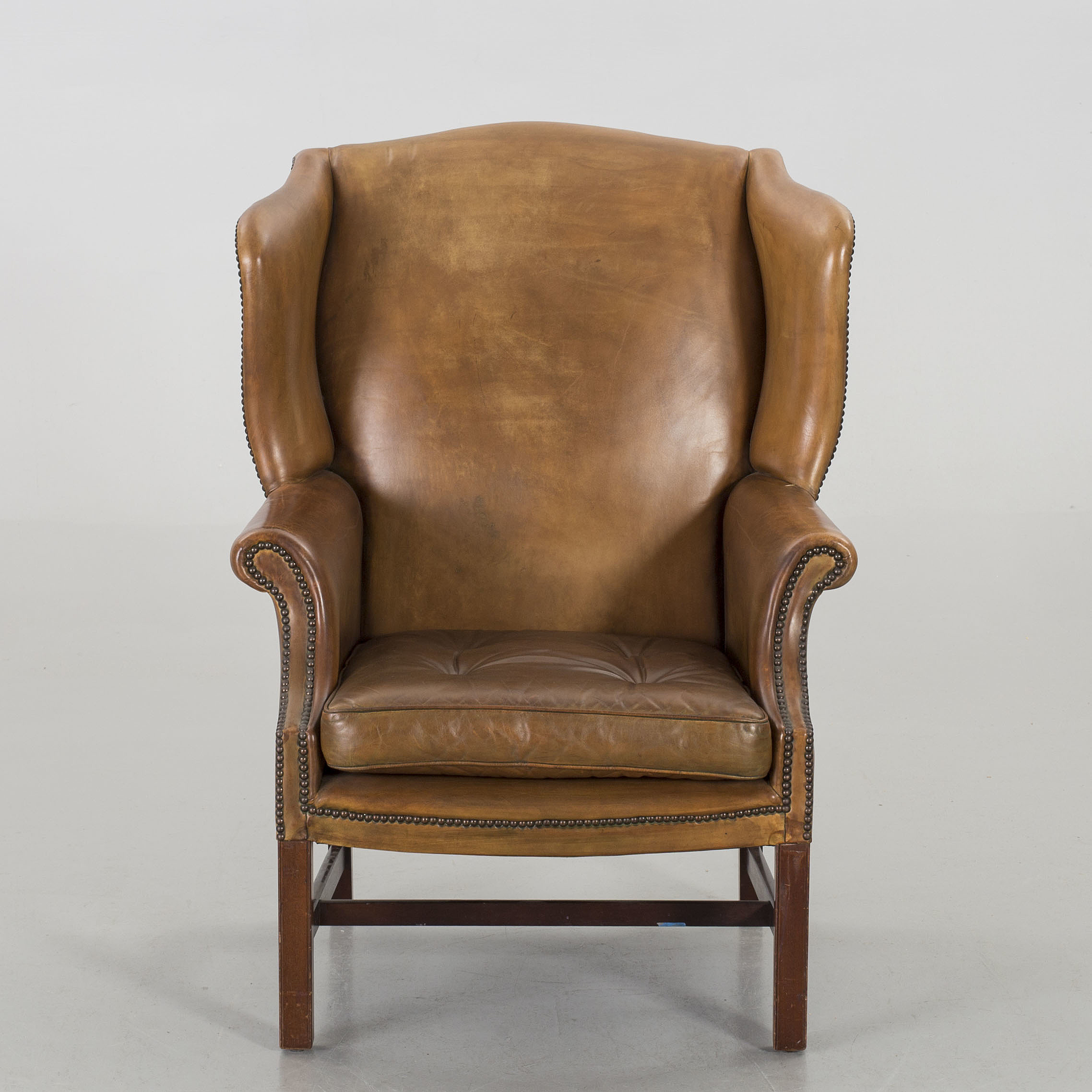 AN EASY LEATHER CHAIR. - Bukowskis