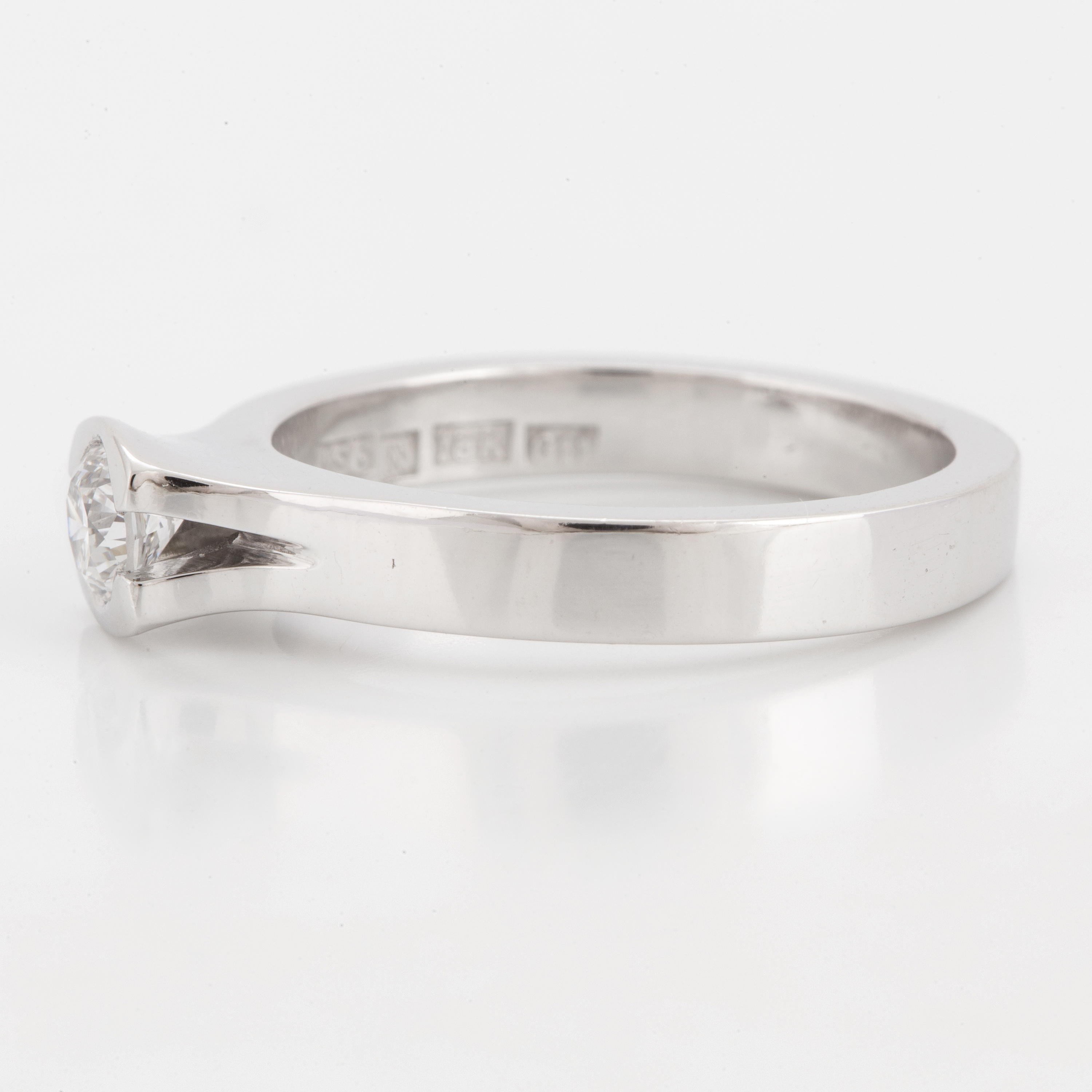 RING, 18K vitguld med briljantslipad diamant. - Bukowskis