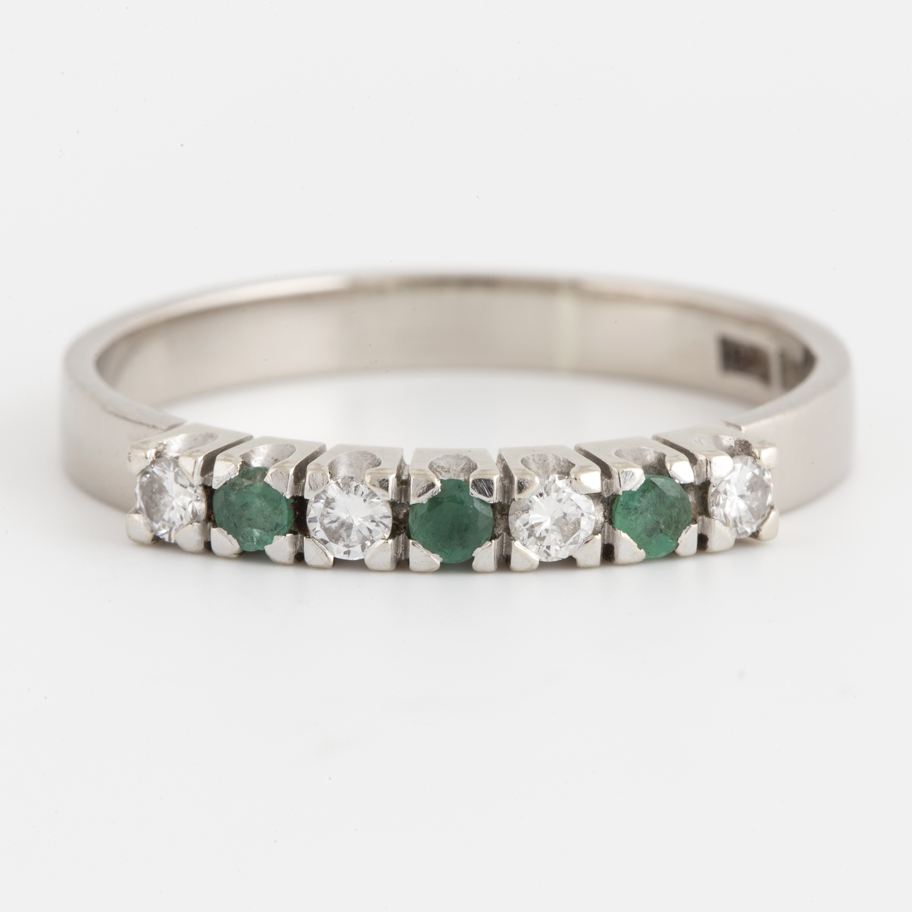 Ring 18K vitguld med smaragder och runda briljantslipade diamanter. - Bukowskis