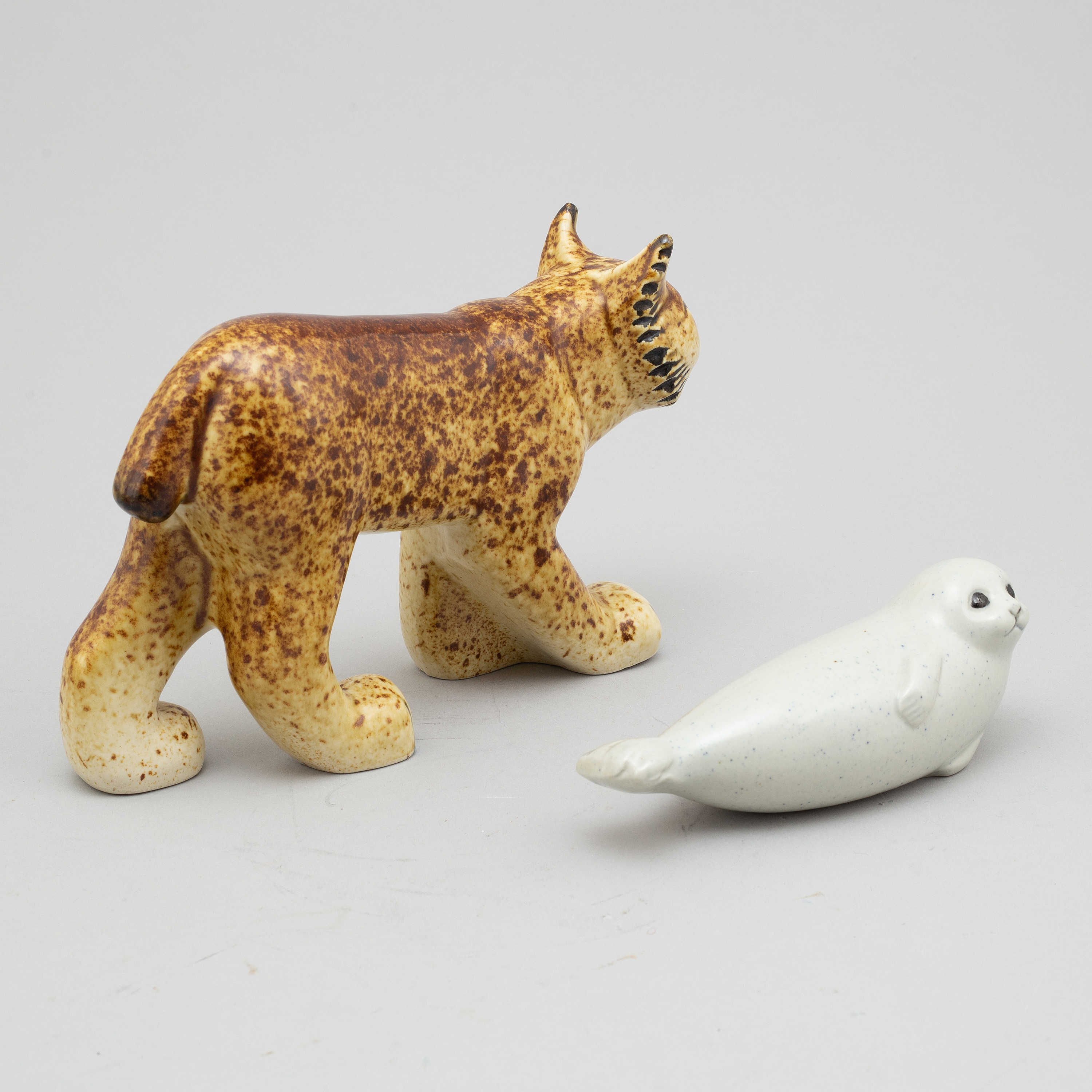 LISA LARSON, figuriner, 2 st. Stengods. Gustavsberg. - Bukowskis