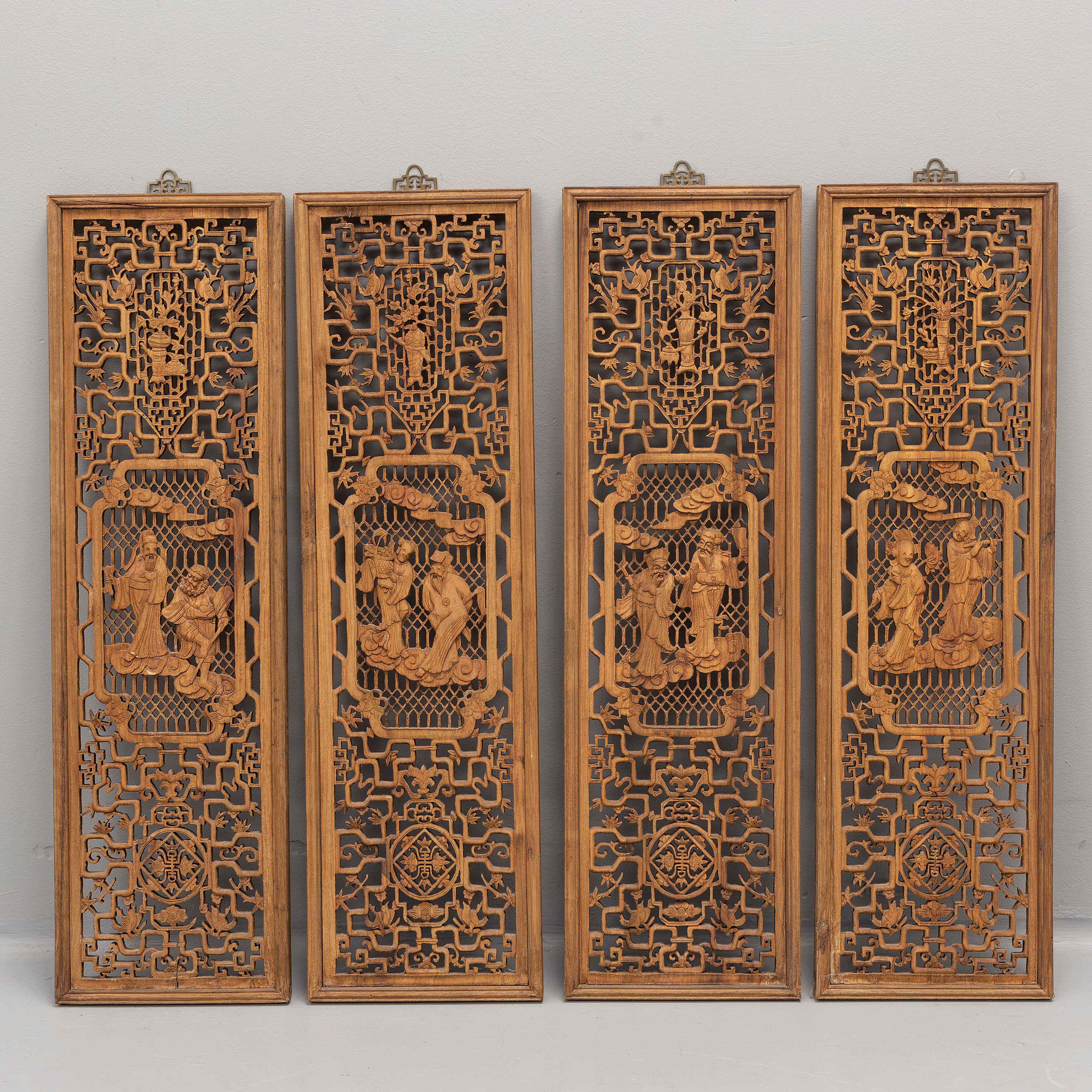 Four Chinese wooden carved panels of figures, circa 1900. - Bukowskis