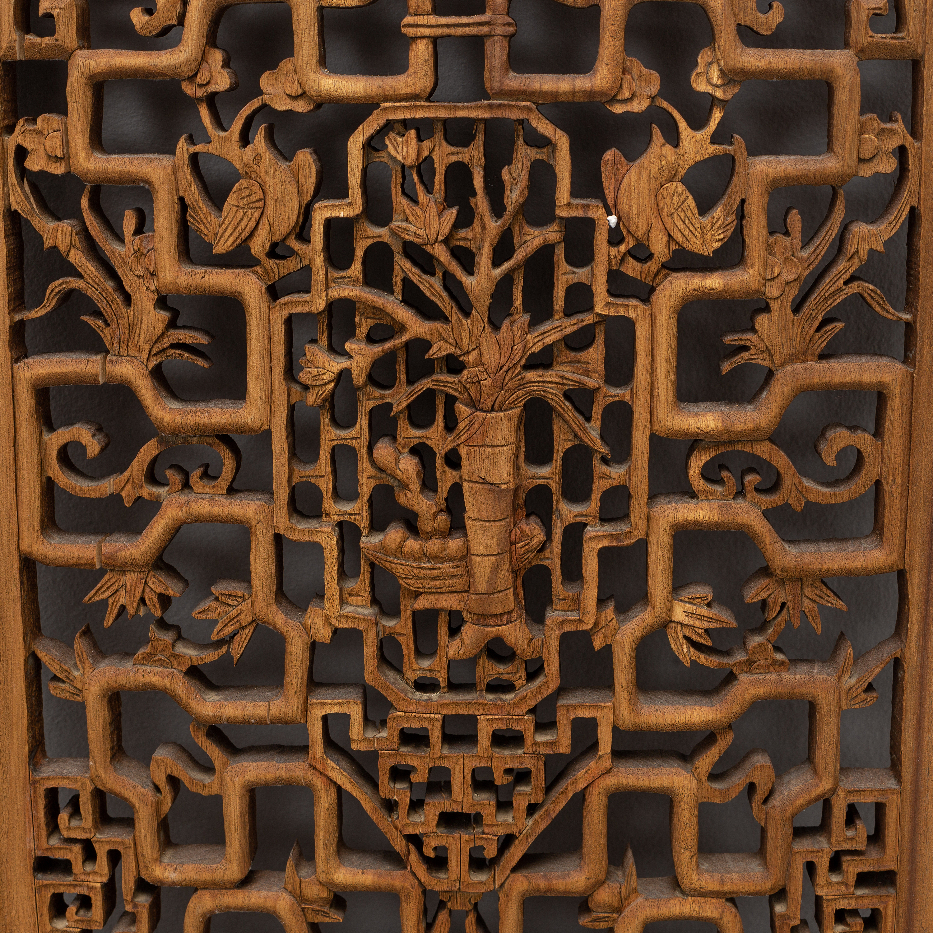 Four Chinese wooden carved panels of figures, circa 1900. - Bukowskis