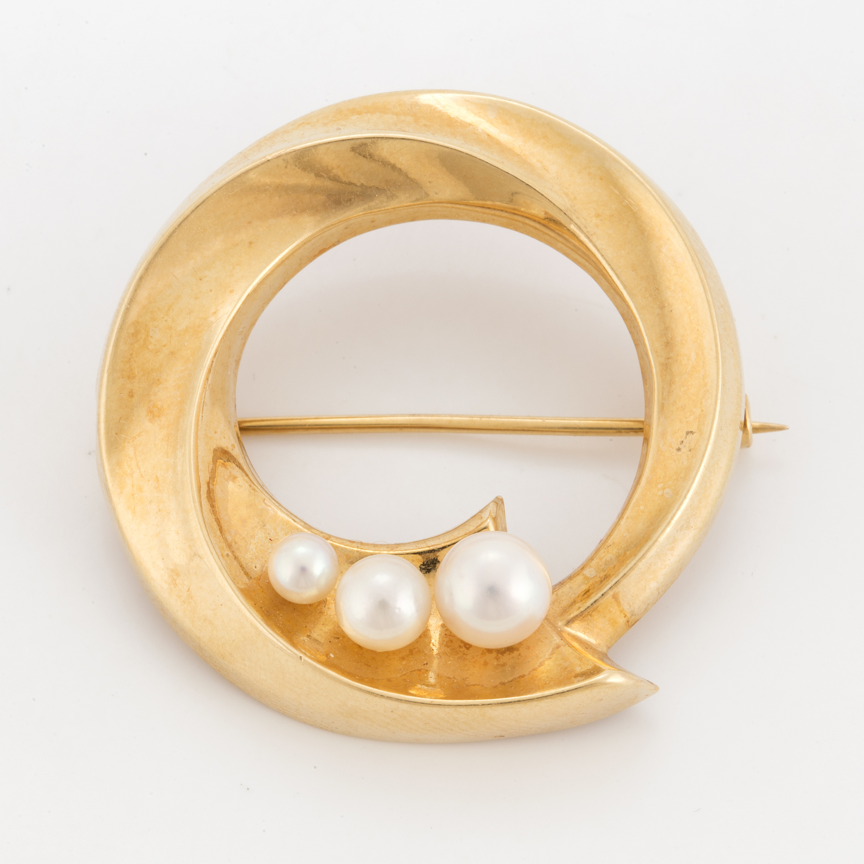 BROOCH, 18K gold with cultured pearls. - Bukowskis