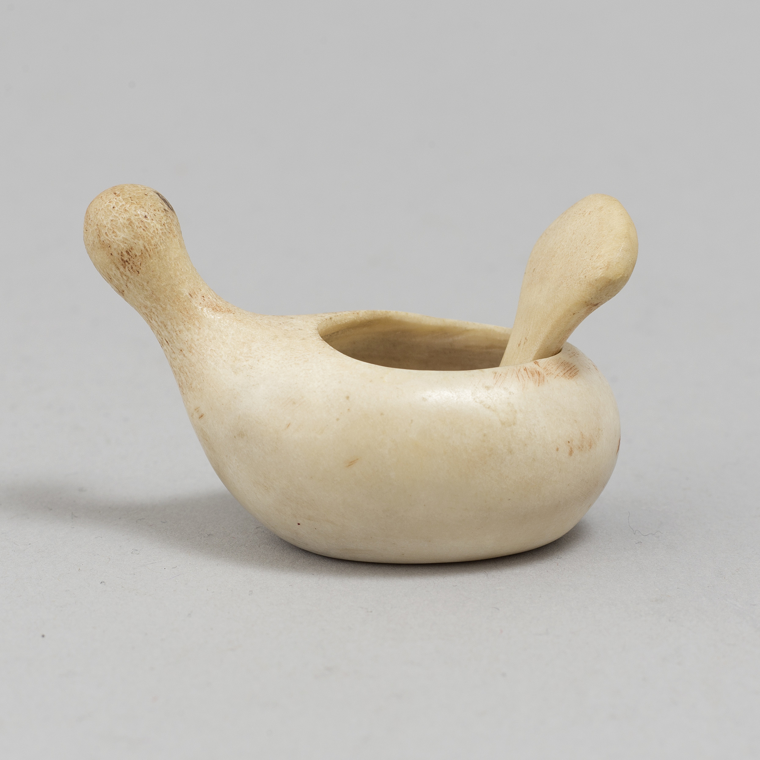 LARS PIRAK, saltripa med sked, renhorn, signerad Lars Pirak, 1971 ...