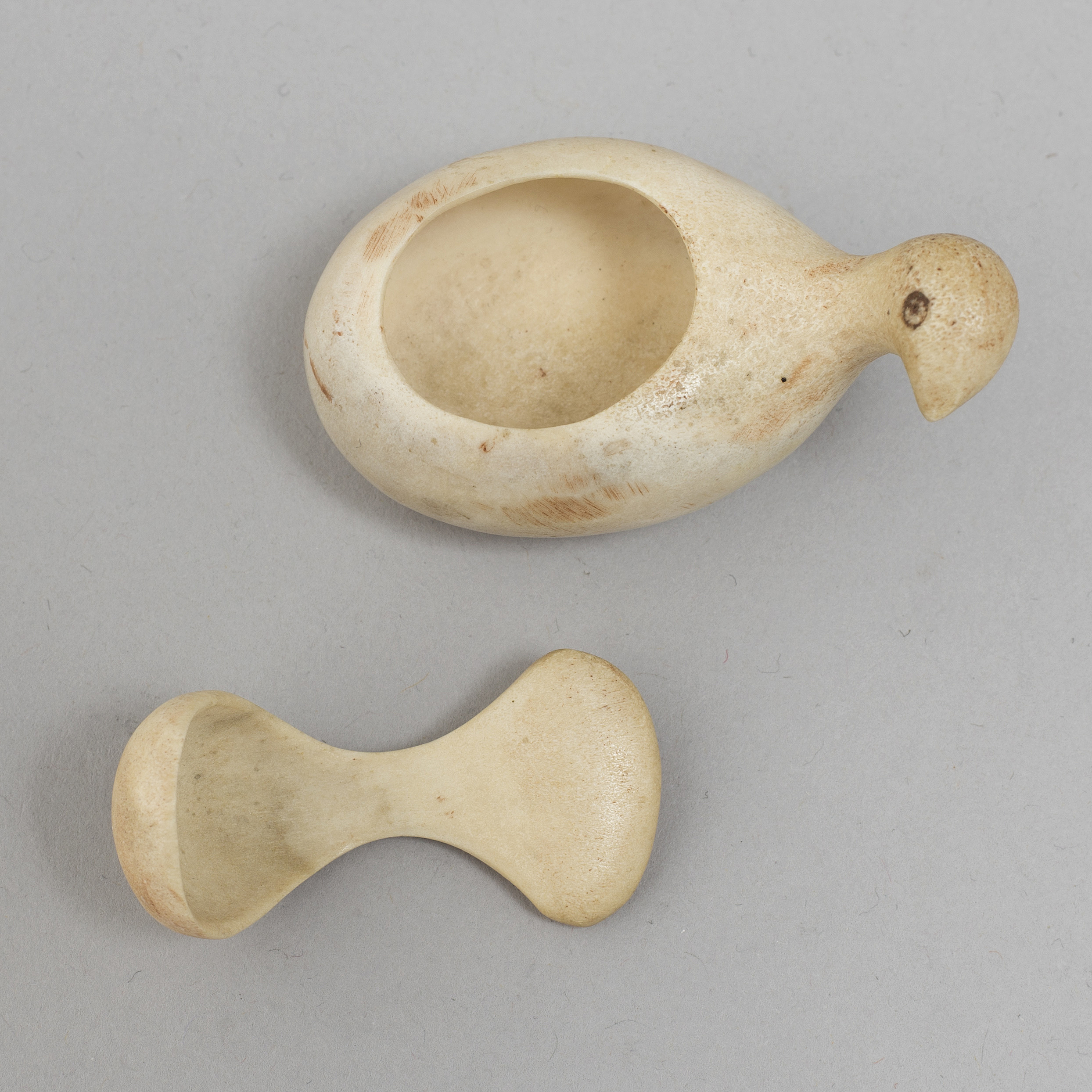 LARS PIRAK, saltripa med sked, renhorn, signerad Lars Pirak, 1971 ...