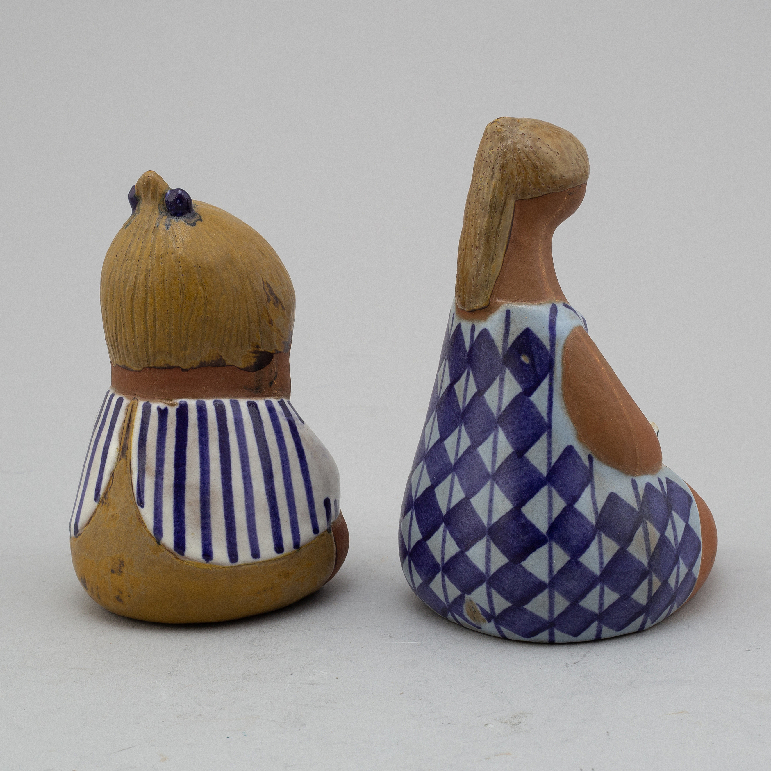 LISA LARSON, figuriner, 2 st, stengods, Gustavsberg. - Bukowskis