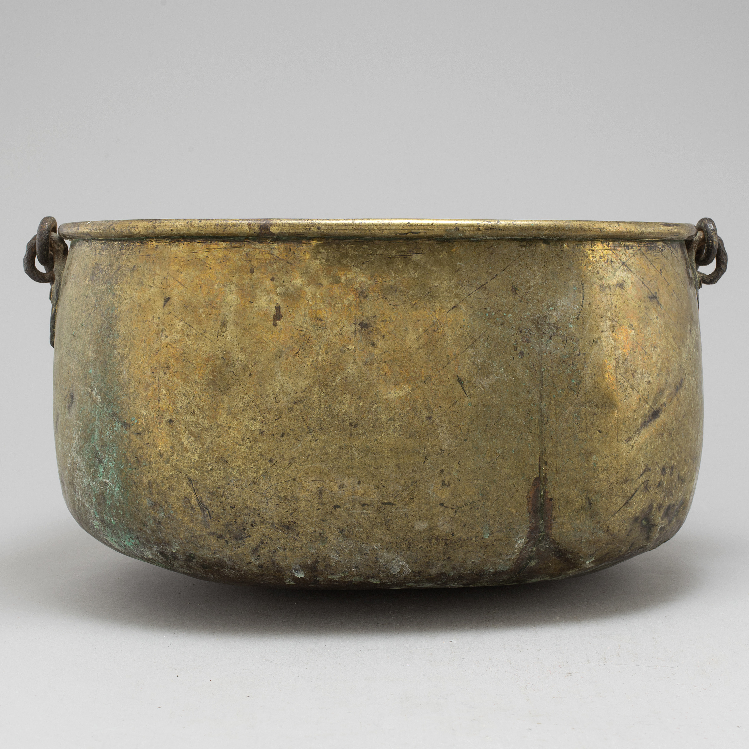 An 18th century brass cauldron. - Bukowskis