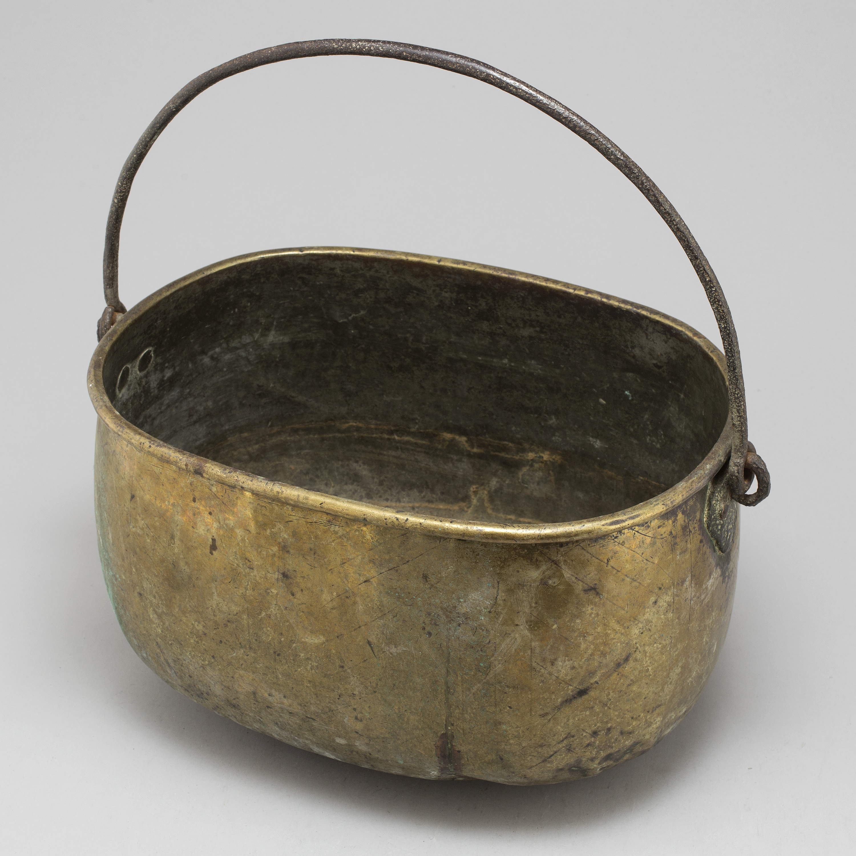 An 18th century brass cauldron. - Bukowskis