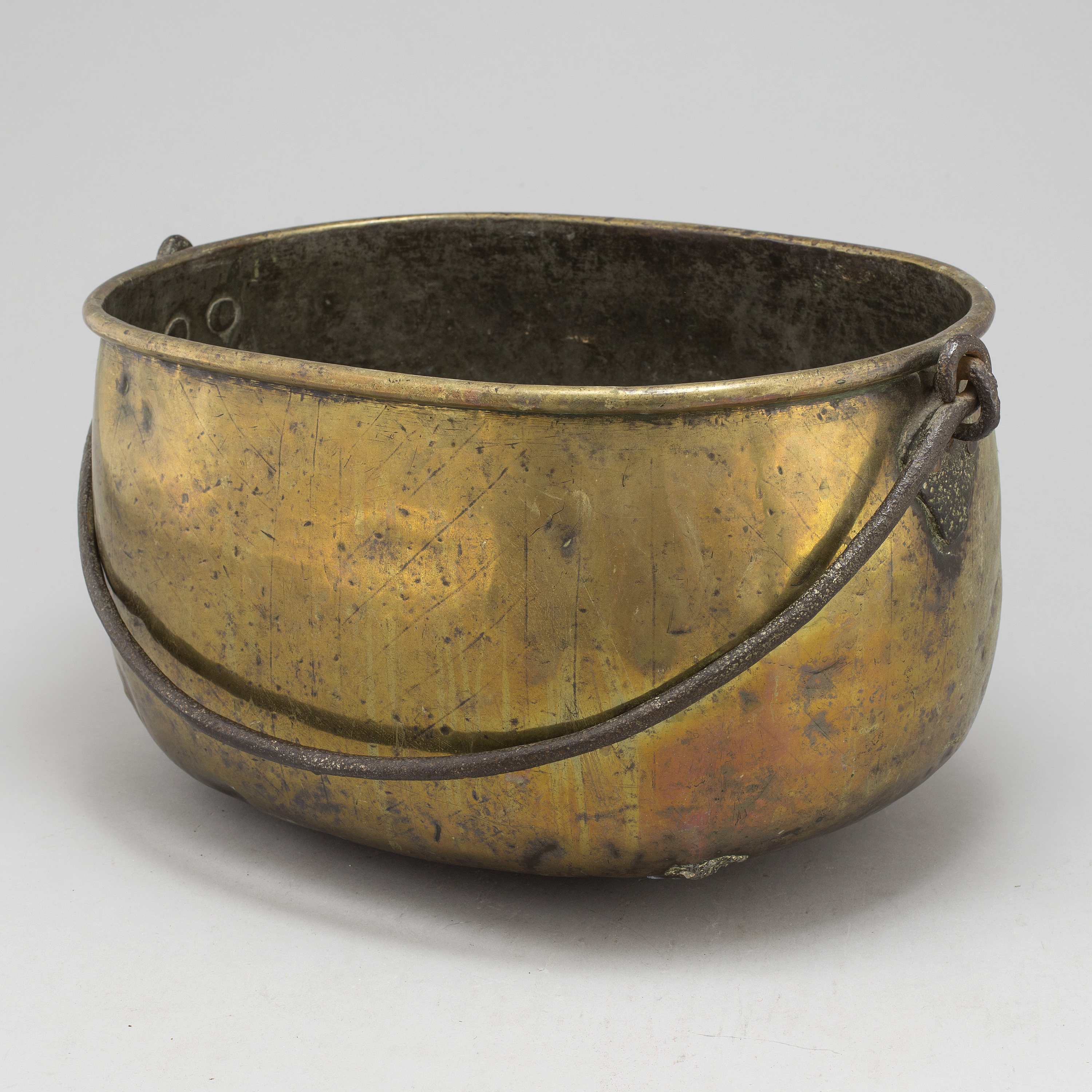 An 18th century brass cauldron. - Bukowskis