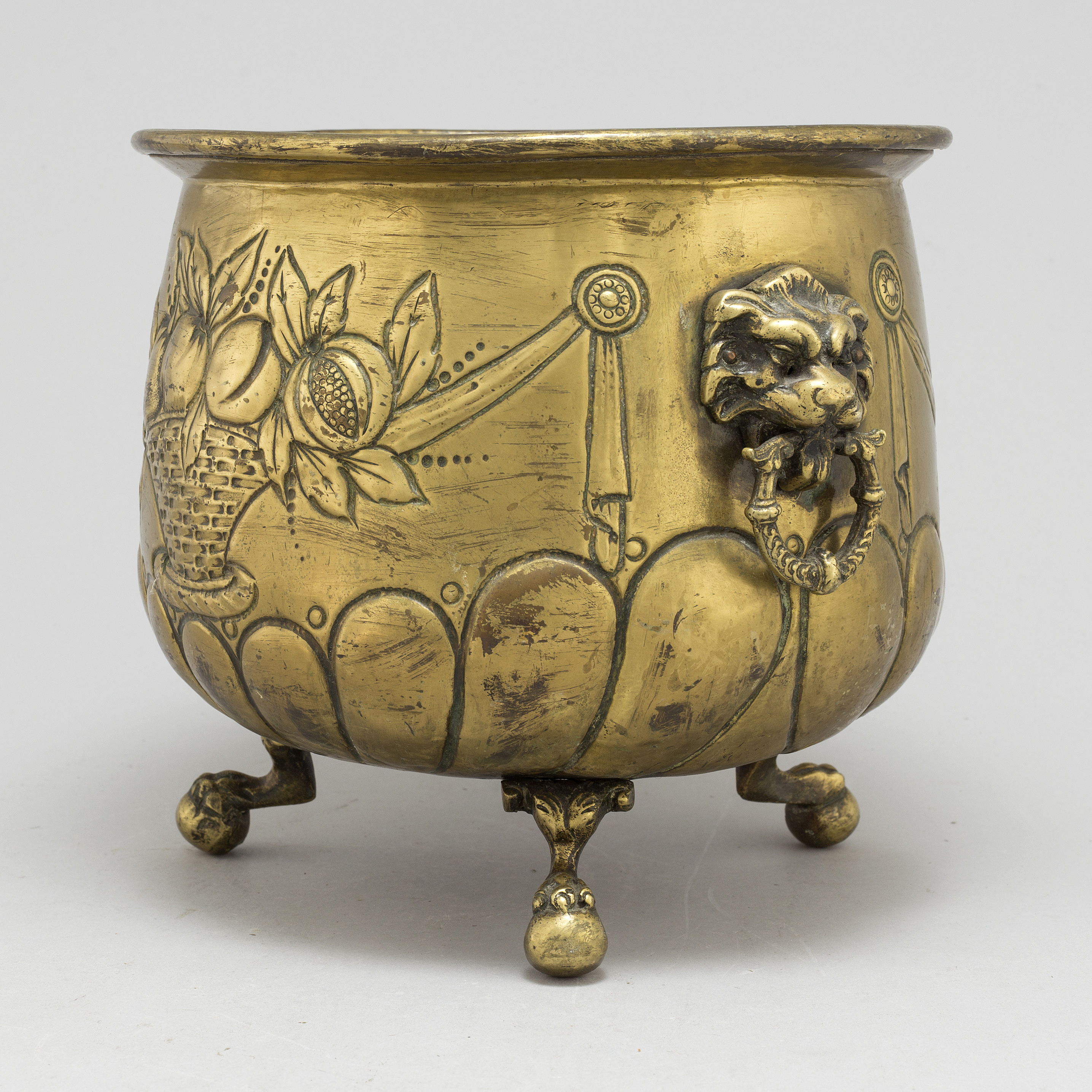 AN 18TH CENTURY BRASS FLOWER POT. - Bukowskis