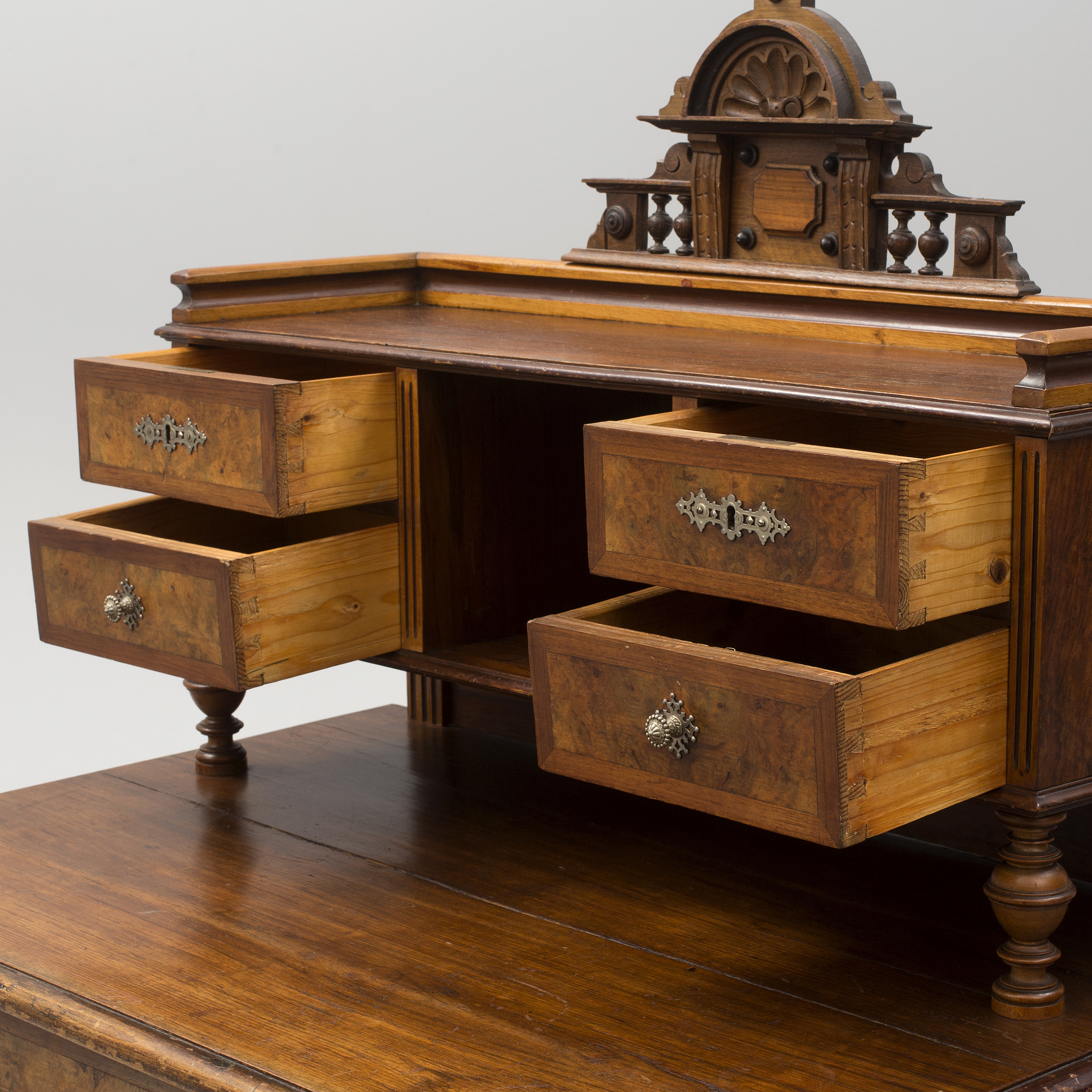 A circa 1900 writing desk. - Bukowskis