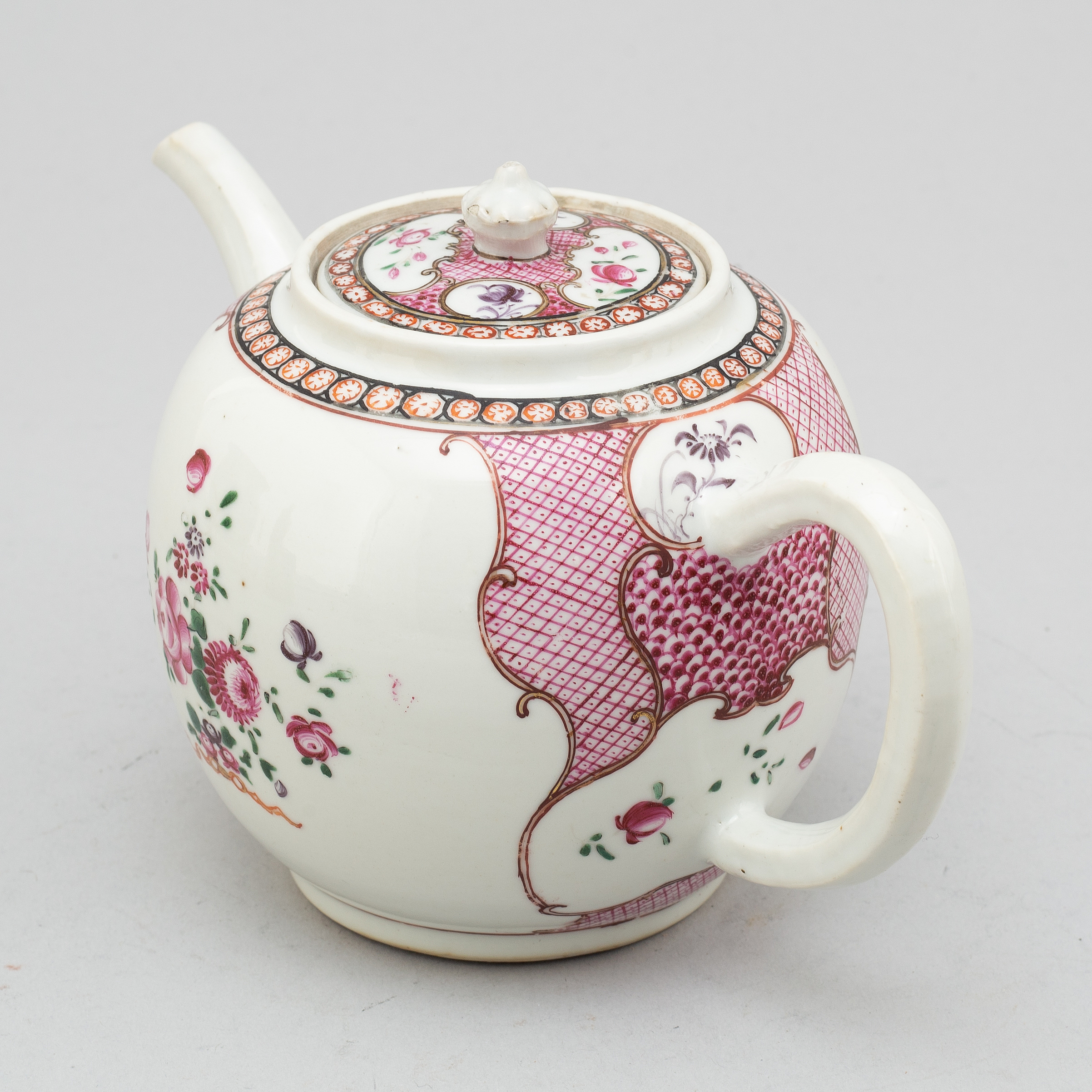 A porcelain tea pot from China, 18th century. - Bukowskis