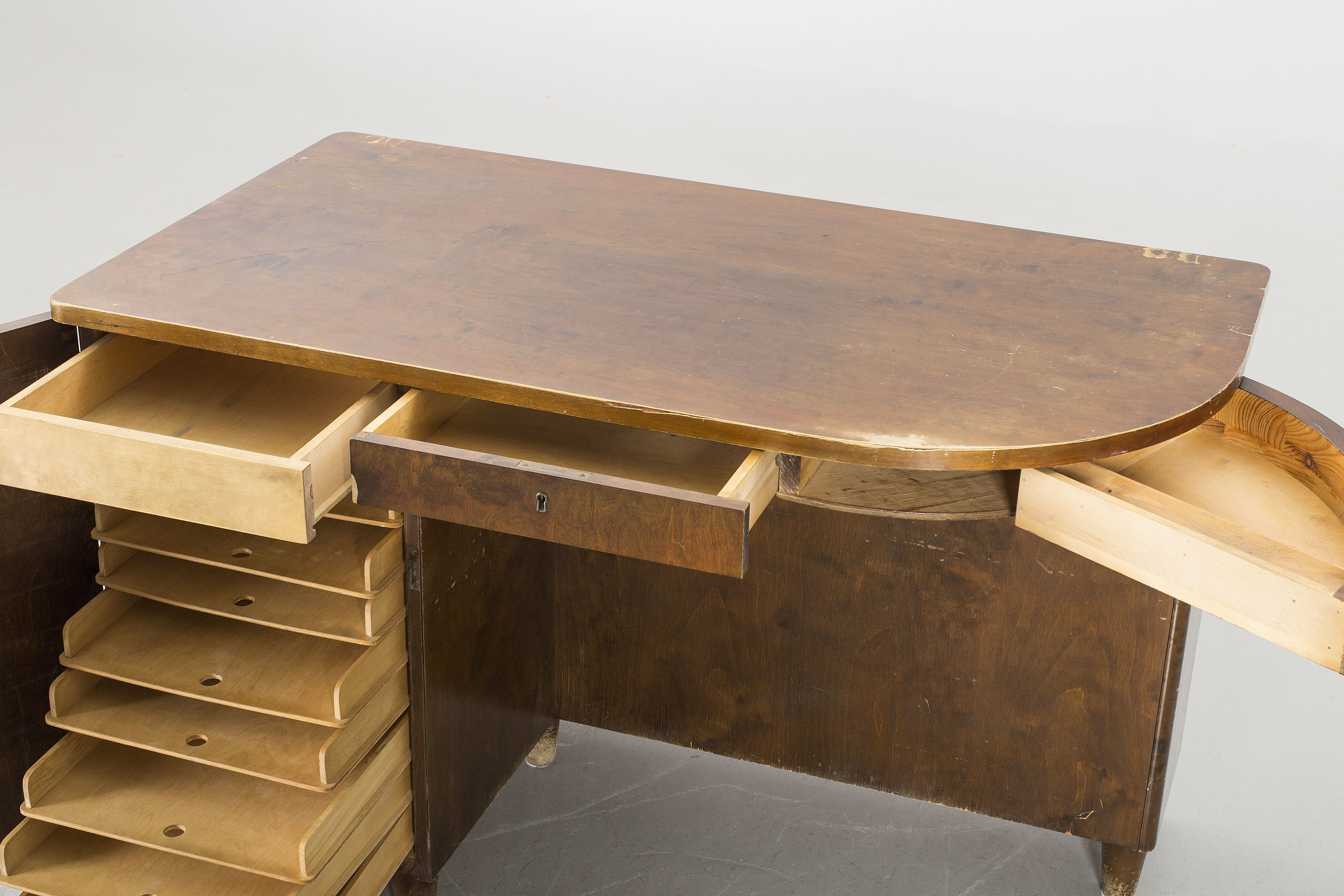 A 1930'S WRITING DESK. - Bukowskis