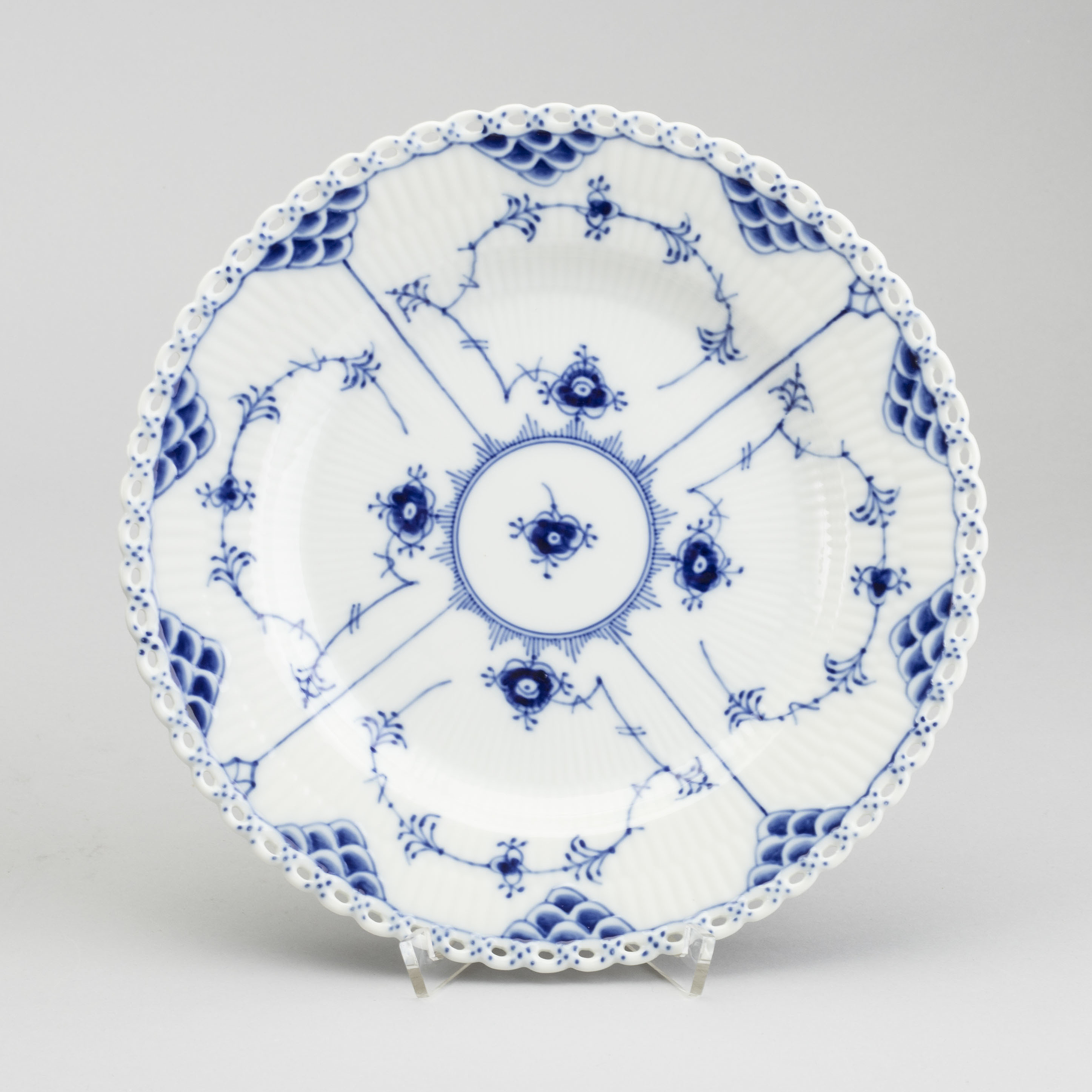 A set of 12 Roayl Copenhagen Musselmalet porcelain dinner plates ...