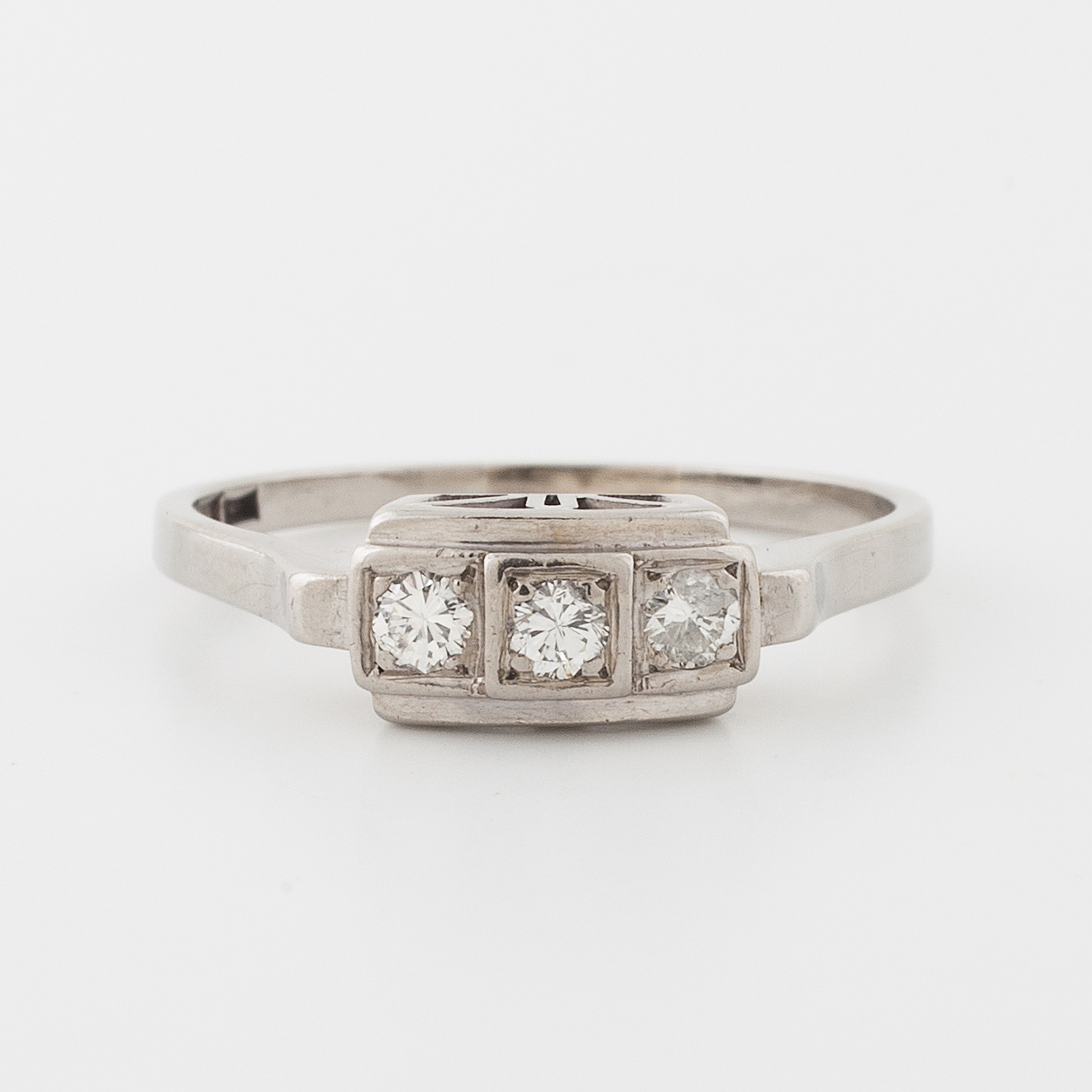 A brilliant cut diamond ring by Trege, Göteborg. - Bukowskis