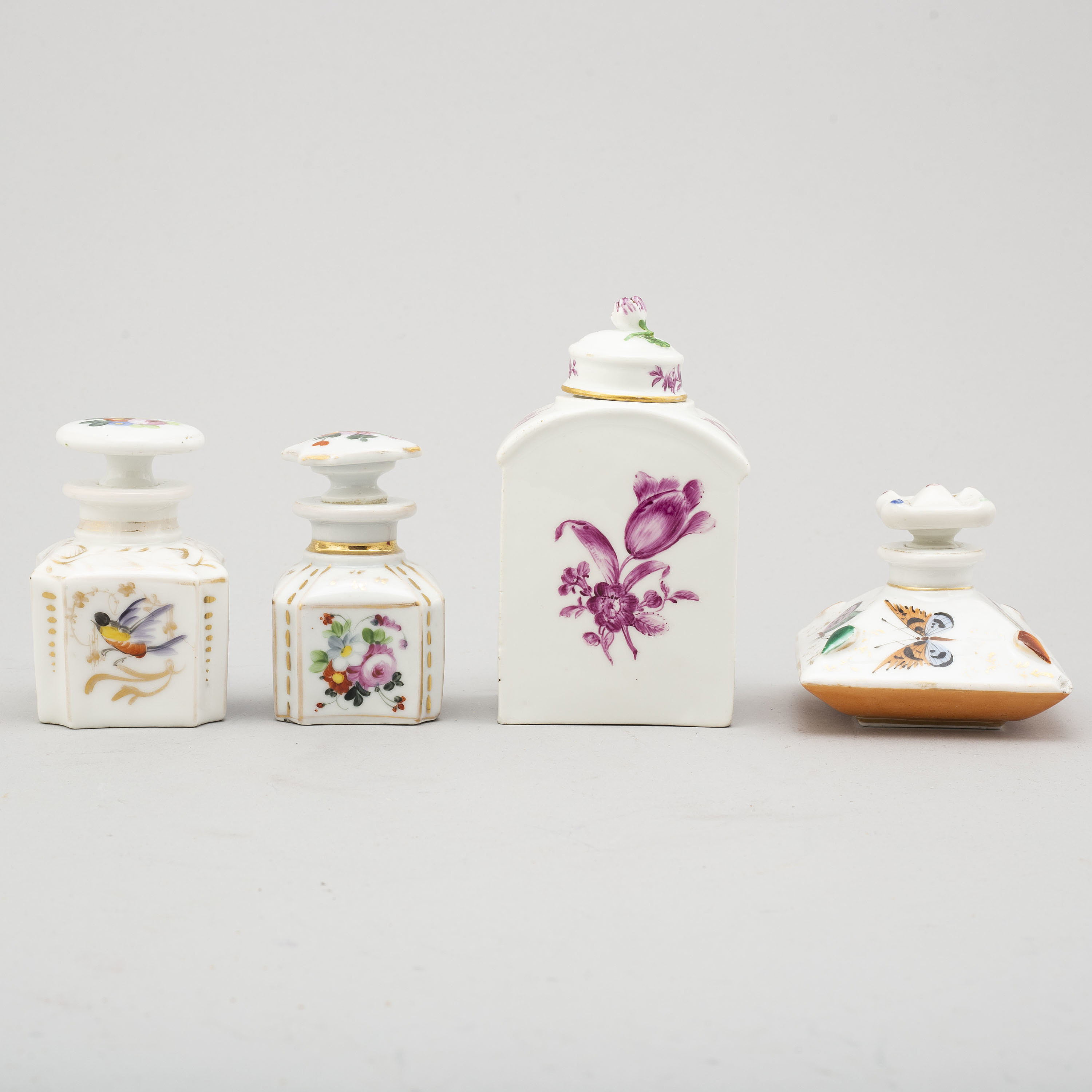 FLASKOR, 4 stycken, porslin, 1800/1900-tal. - Bukowskis