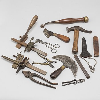 A COLLECTION OF 12 TOOLS, 19TH CENTURY. - Bukowskis