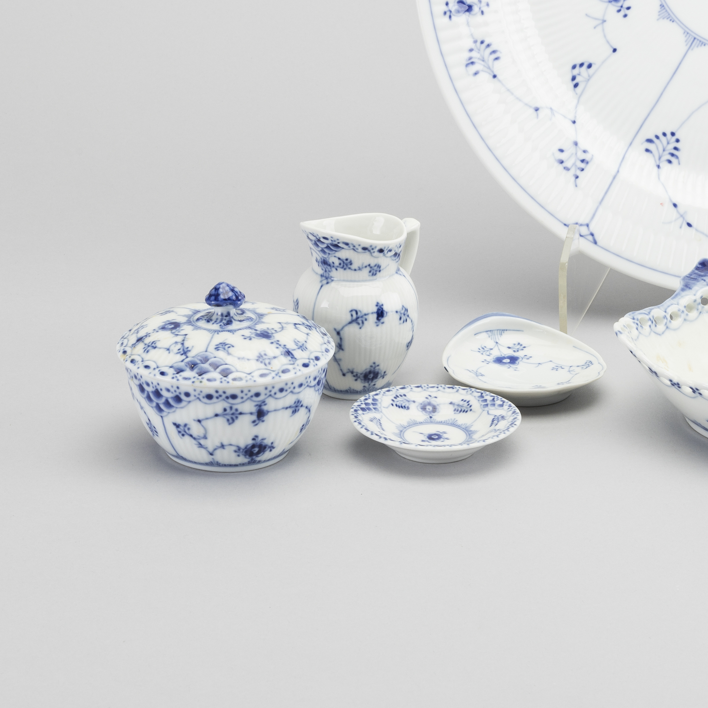 A SET OF 17 PIECES ROYAL COPENHAGEN "MUSSELMALET" PORCELAIN, Denmark ...
