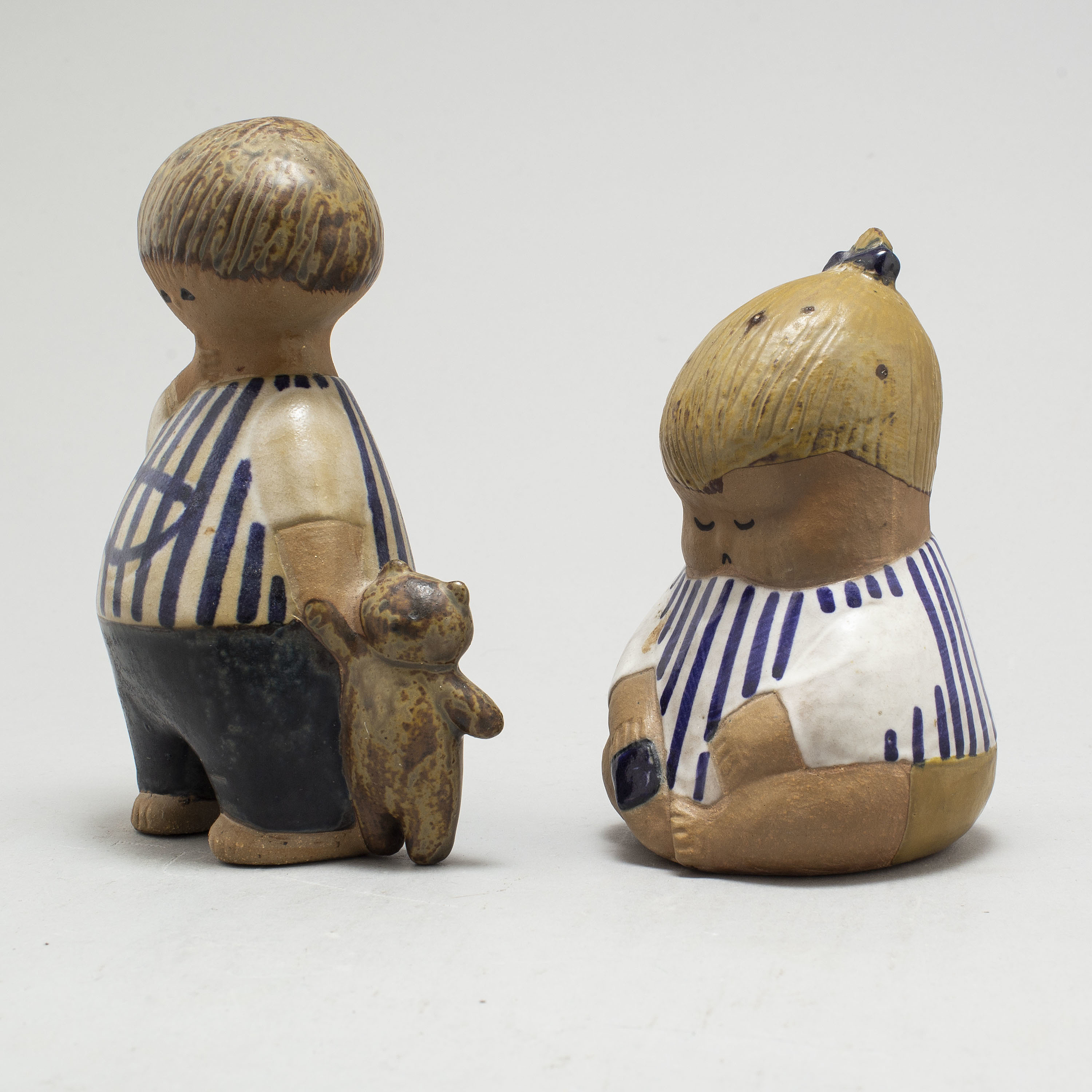 LISA LARSON, figuriner, 2 st, stengods, Gustavsberg. - Bukowskis