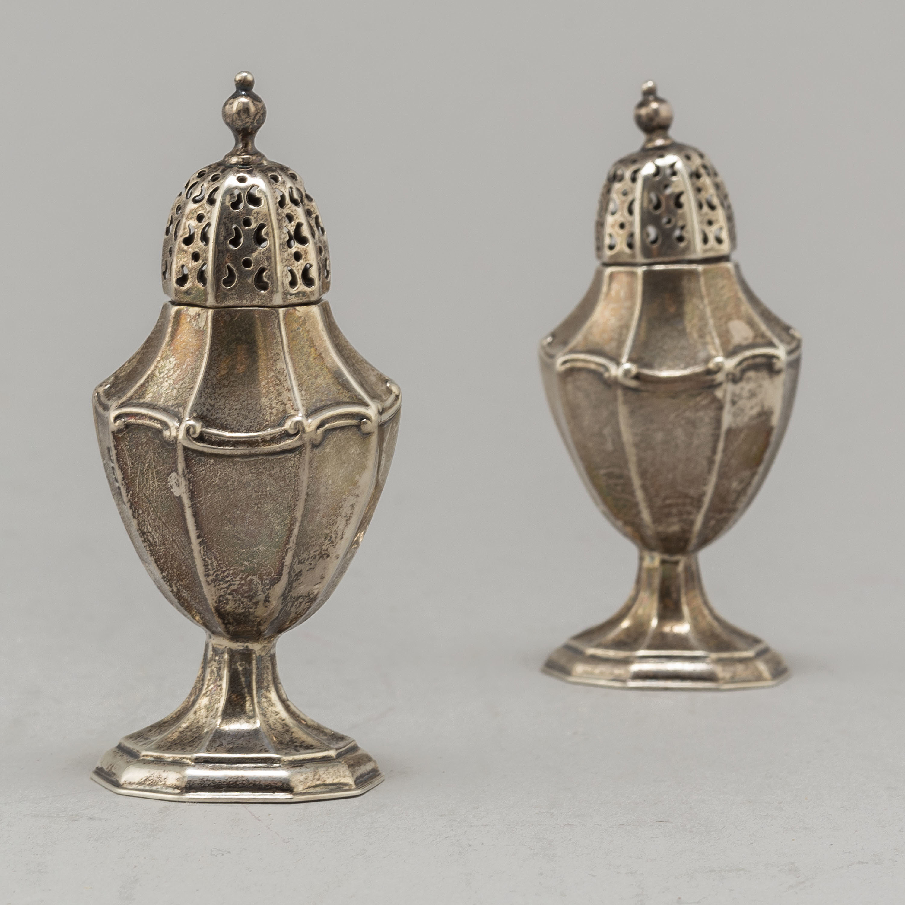 Two silver shakers, Goldsmiths and Silversmiths Co. Ltd., London, 1905 ...
