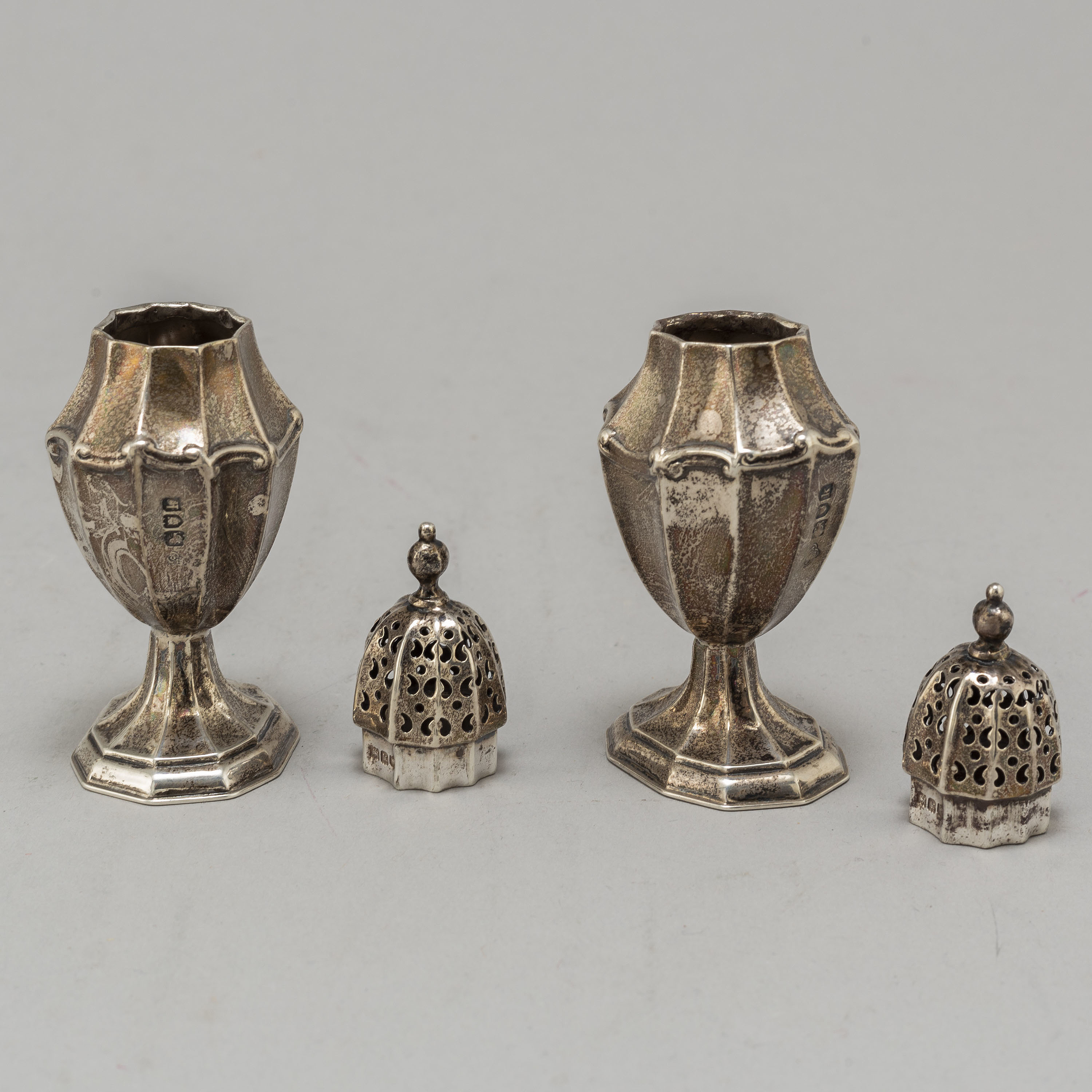 Two silver shakers, Goldsmiths and Silversmiths Co. Ltd., London, 1905 ...